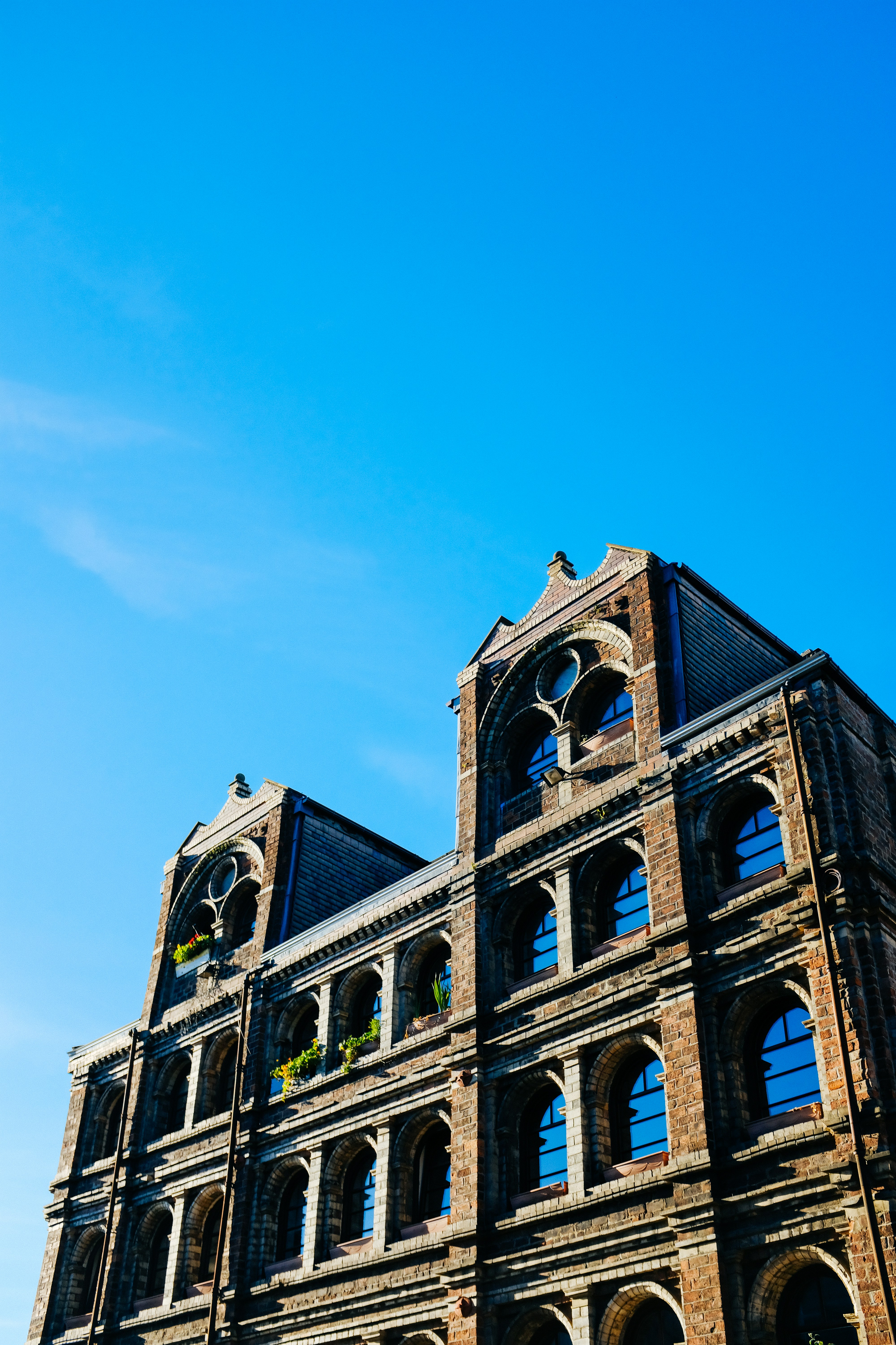 a large building with many windows