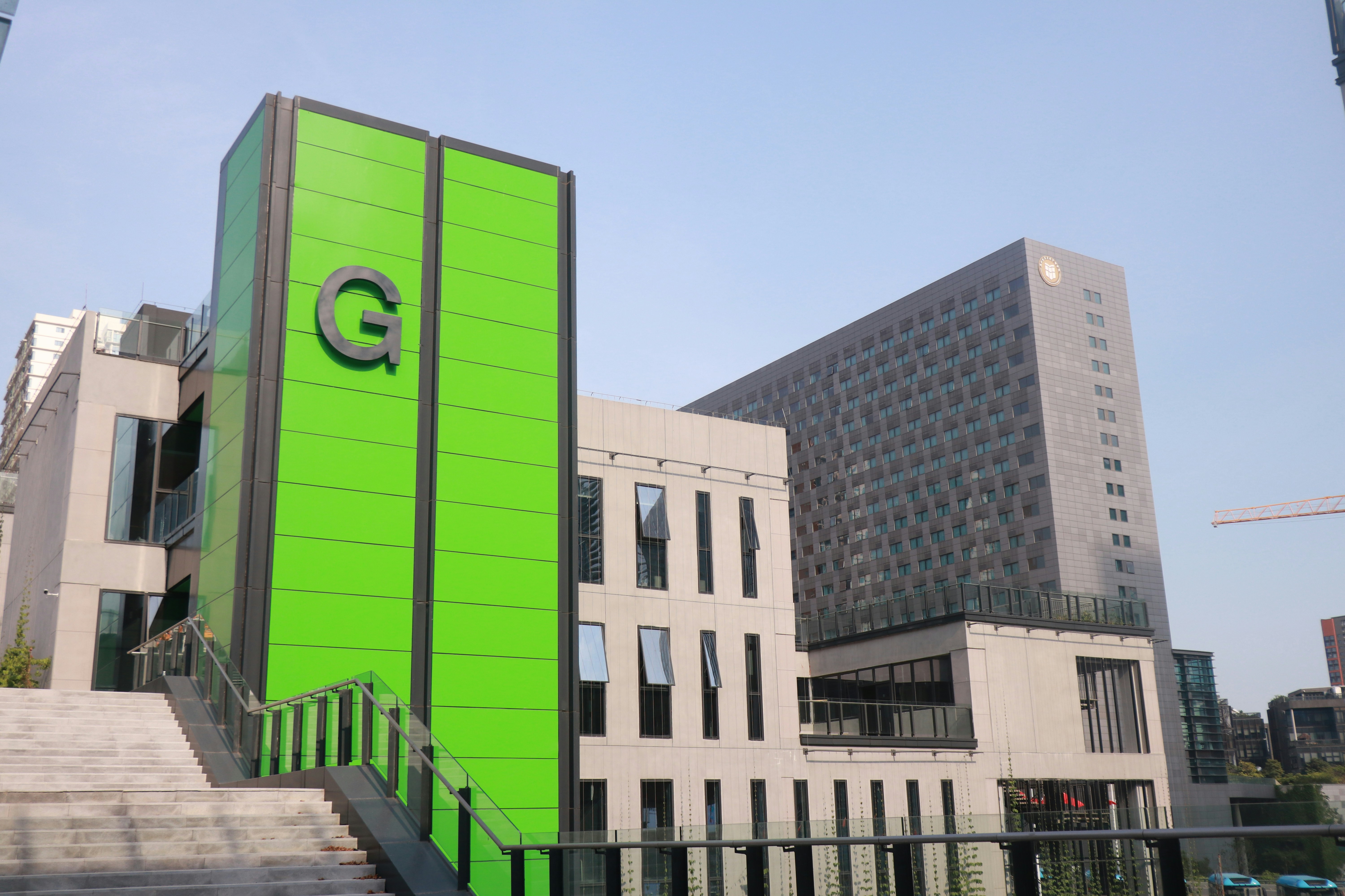 A building with a sign on it photo – Free Shenzhen Image on Unsplash