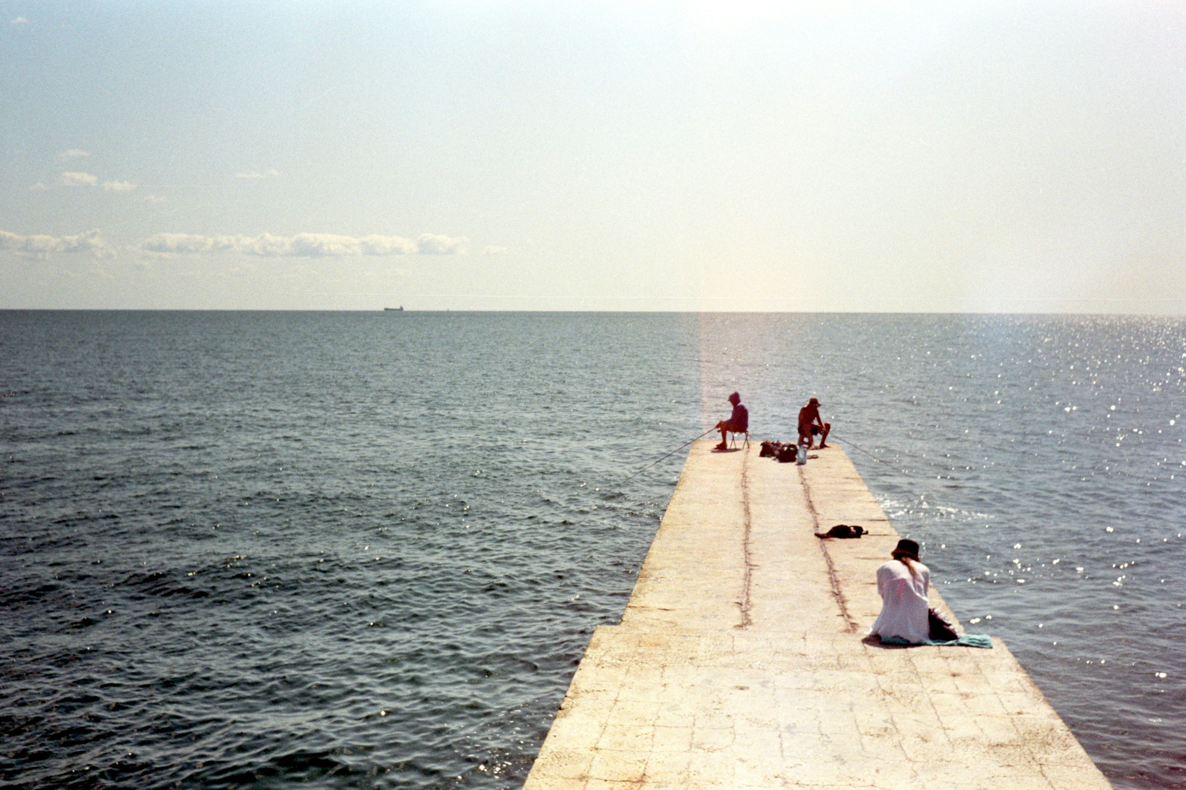 Foto Personas sentadas en un muelle – Imagen Muelle de mar gratis en ...