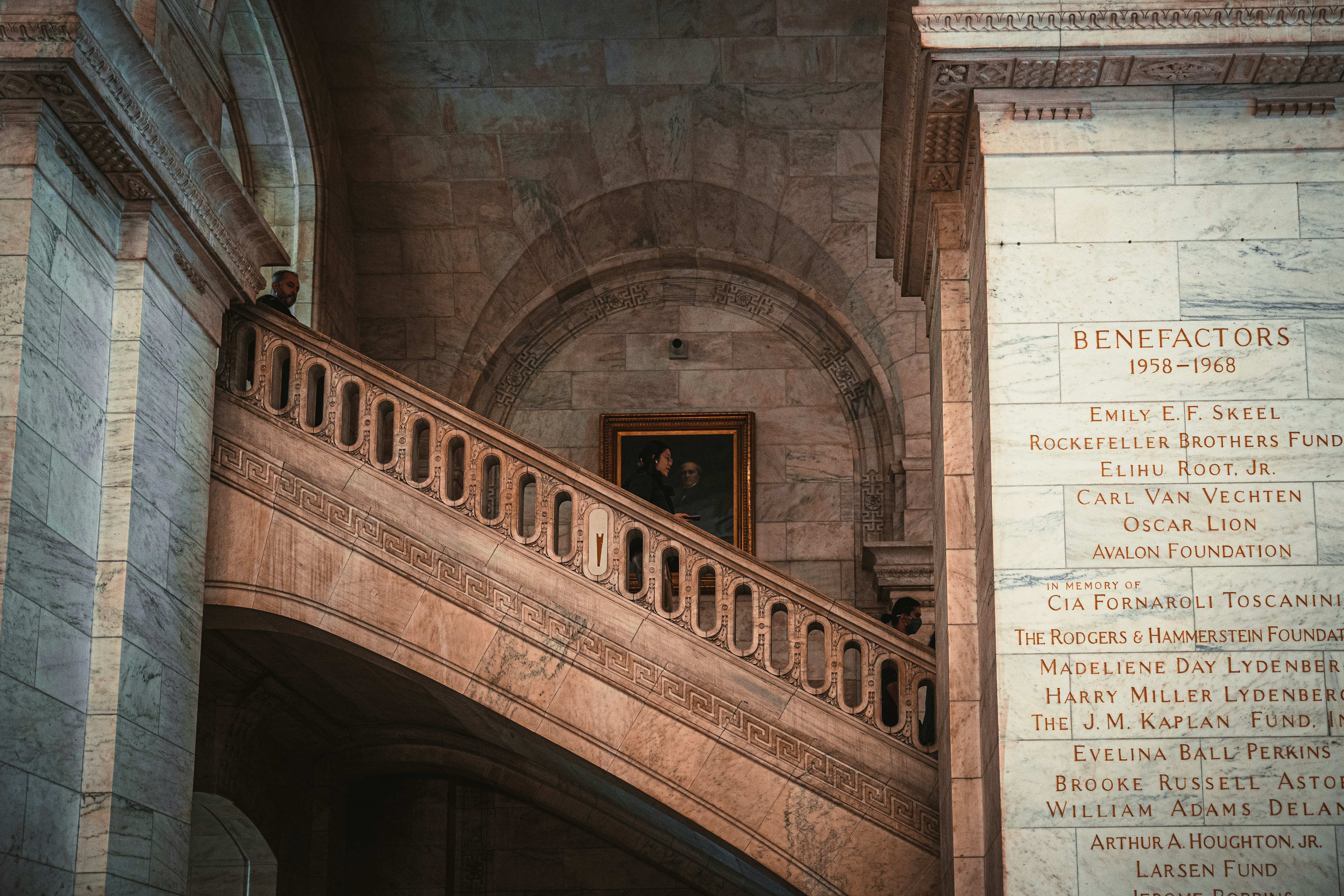 Une personne debout dans l’embrasure d’une porte photo – Image gratuite ...
