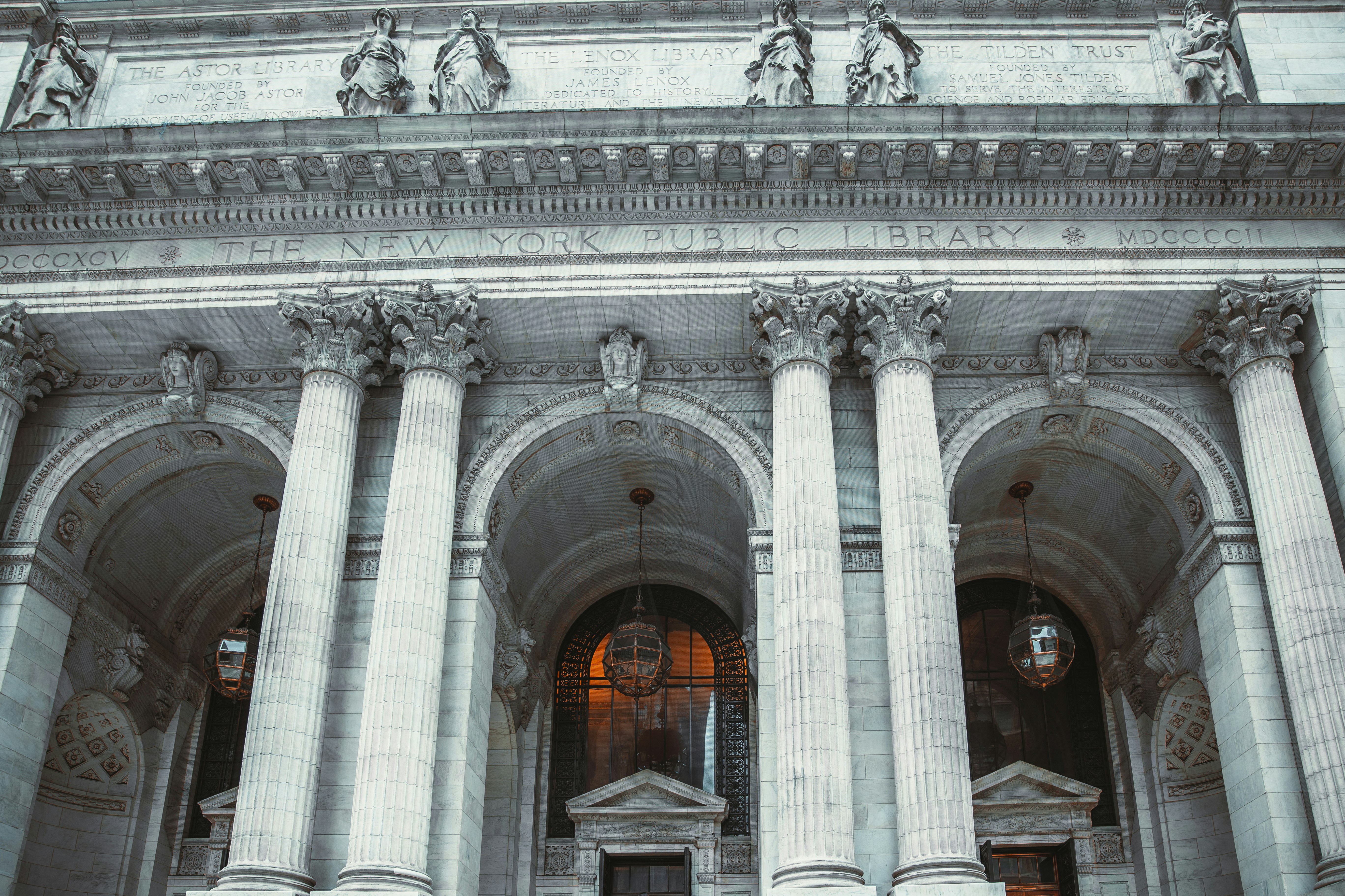 A building with statues on the roof photo – Free Building Image on Unsplash