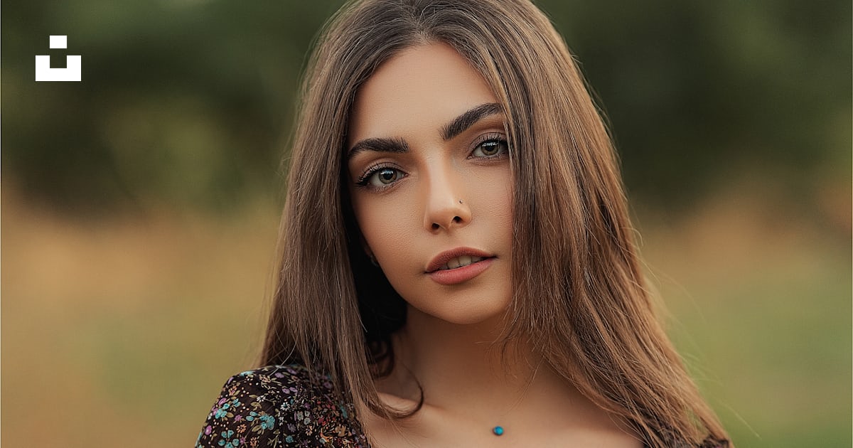 Foto zum Thema Eine Frau posiert für ein Foto – Kostenloses Bild zu ... Foto zum Thema Eine Frau posiert für ein Foto – Kostenloses Bild zu ...