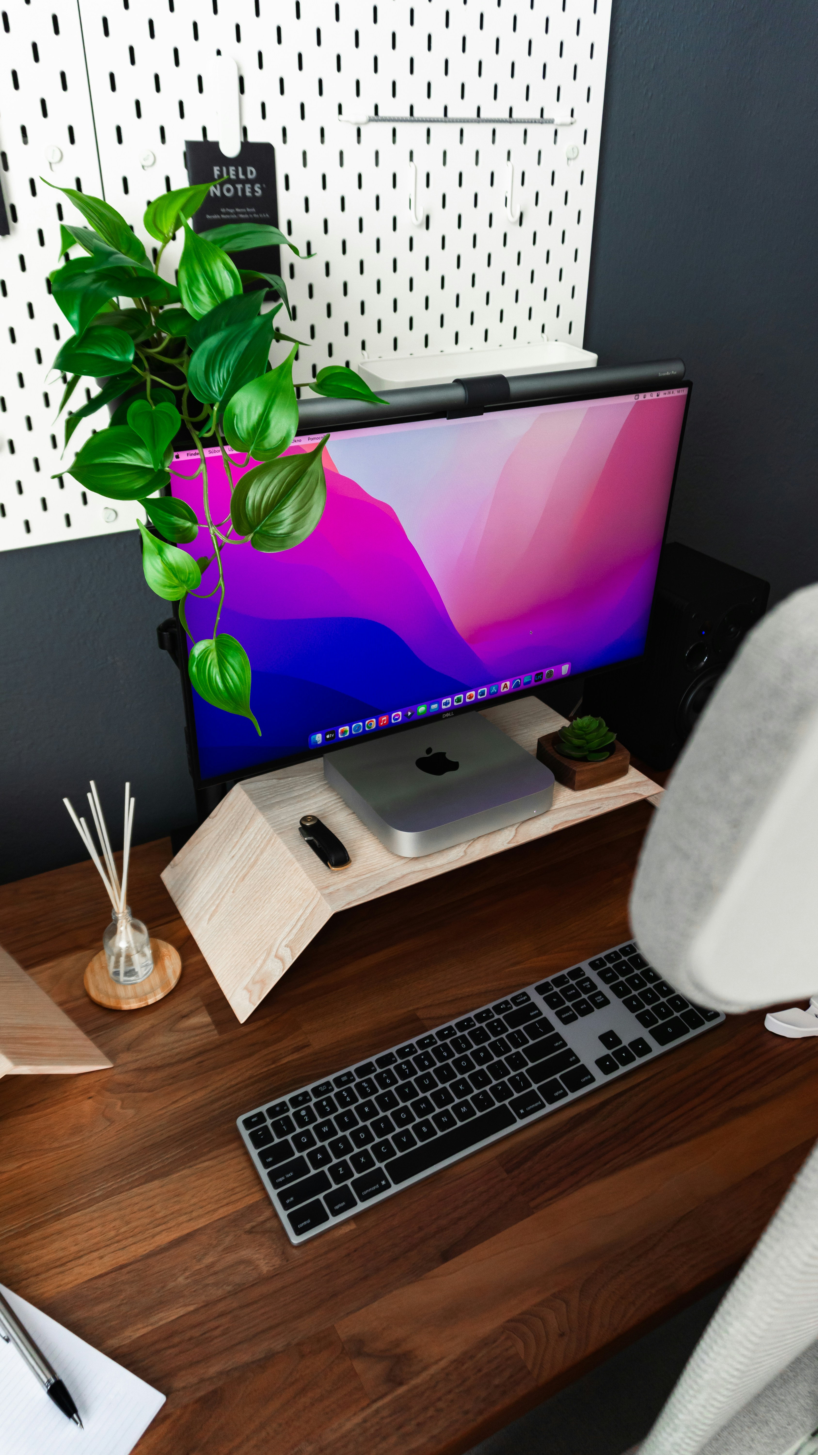 A computer on a desk photo – Free Červený hrádok Image on Unsplash