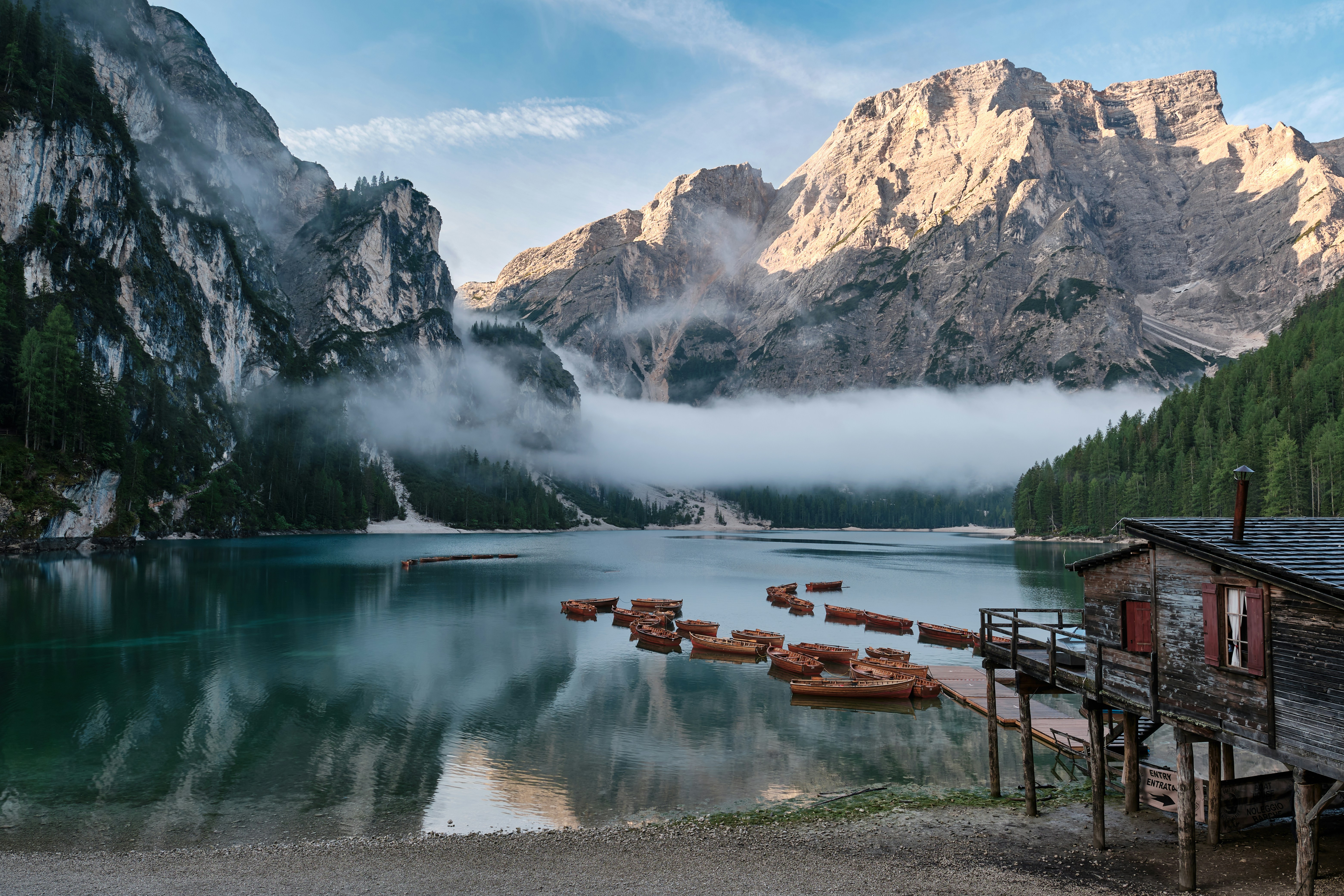 A lake with a house and mountains in the background photo – Free Italy ...