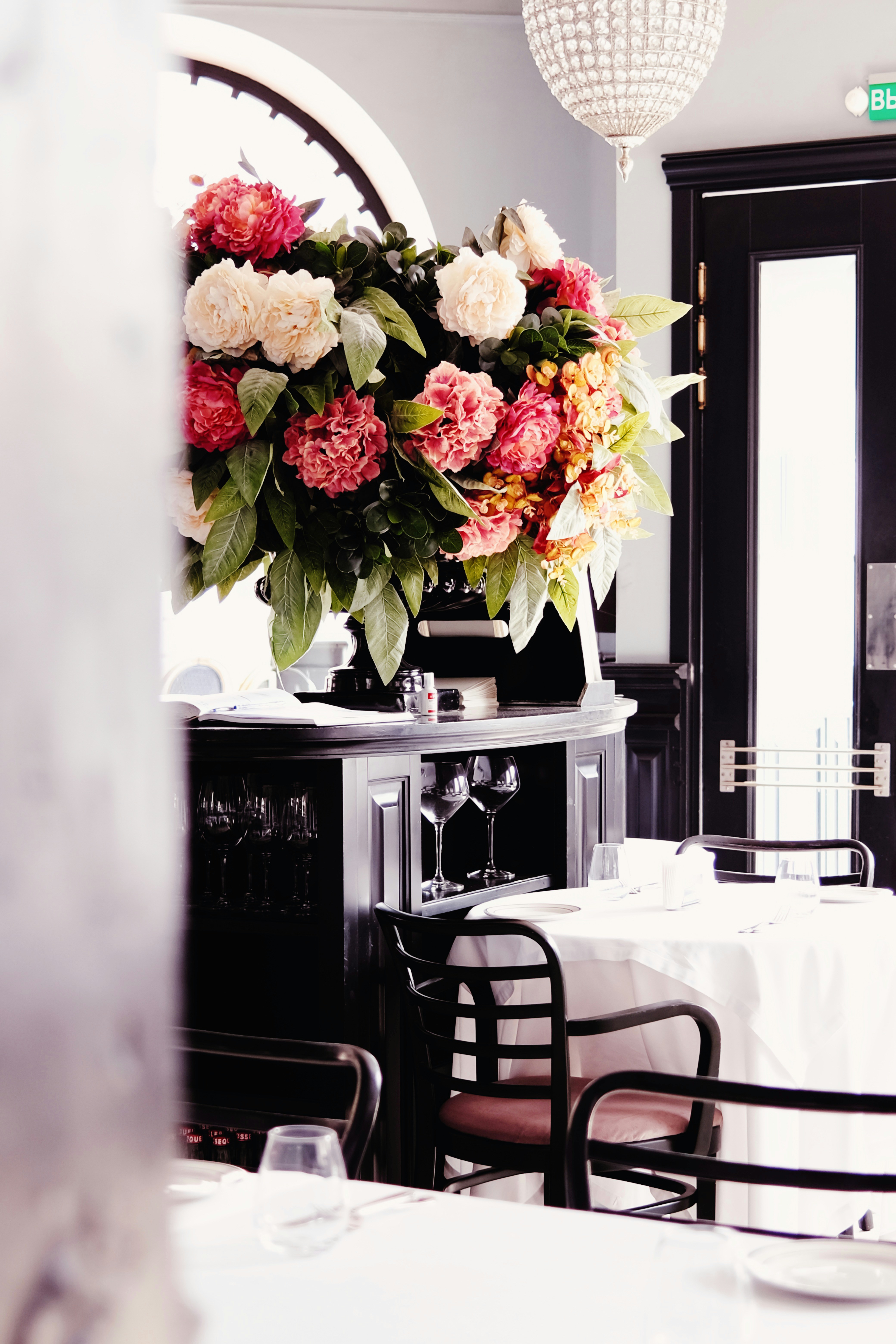 Petal Cascade at a Chic Bistro: Florals Framing a Quiet Dining Niche