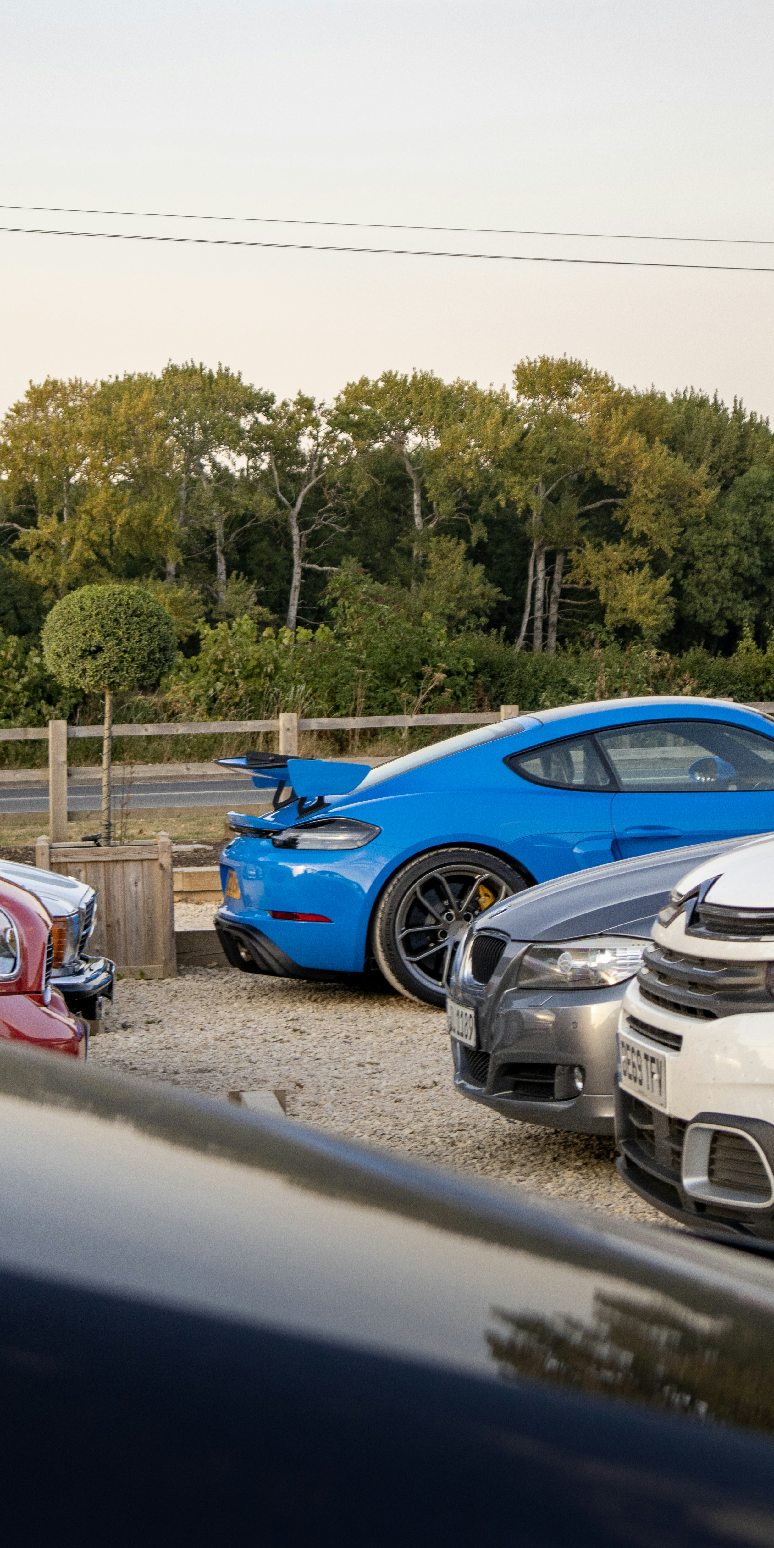 A group of cars parked on a road photo – Free Car Image on Unsplash