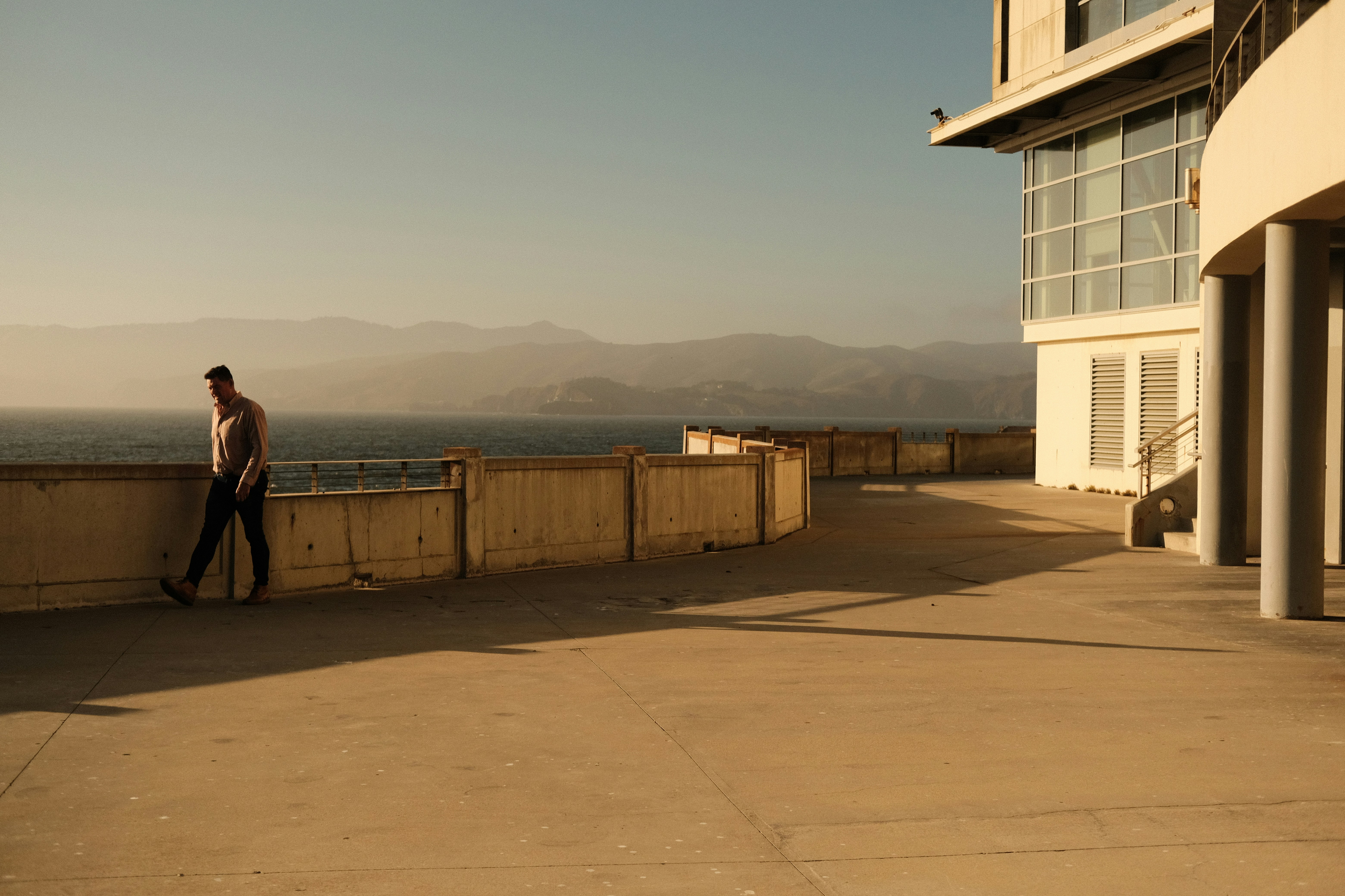 Foto Una persona caminando por una pasarela – Imagen Humano gratis en ...