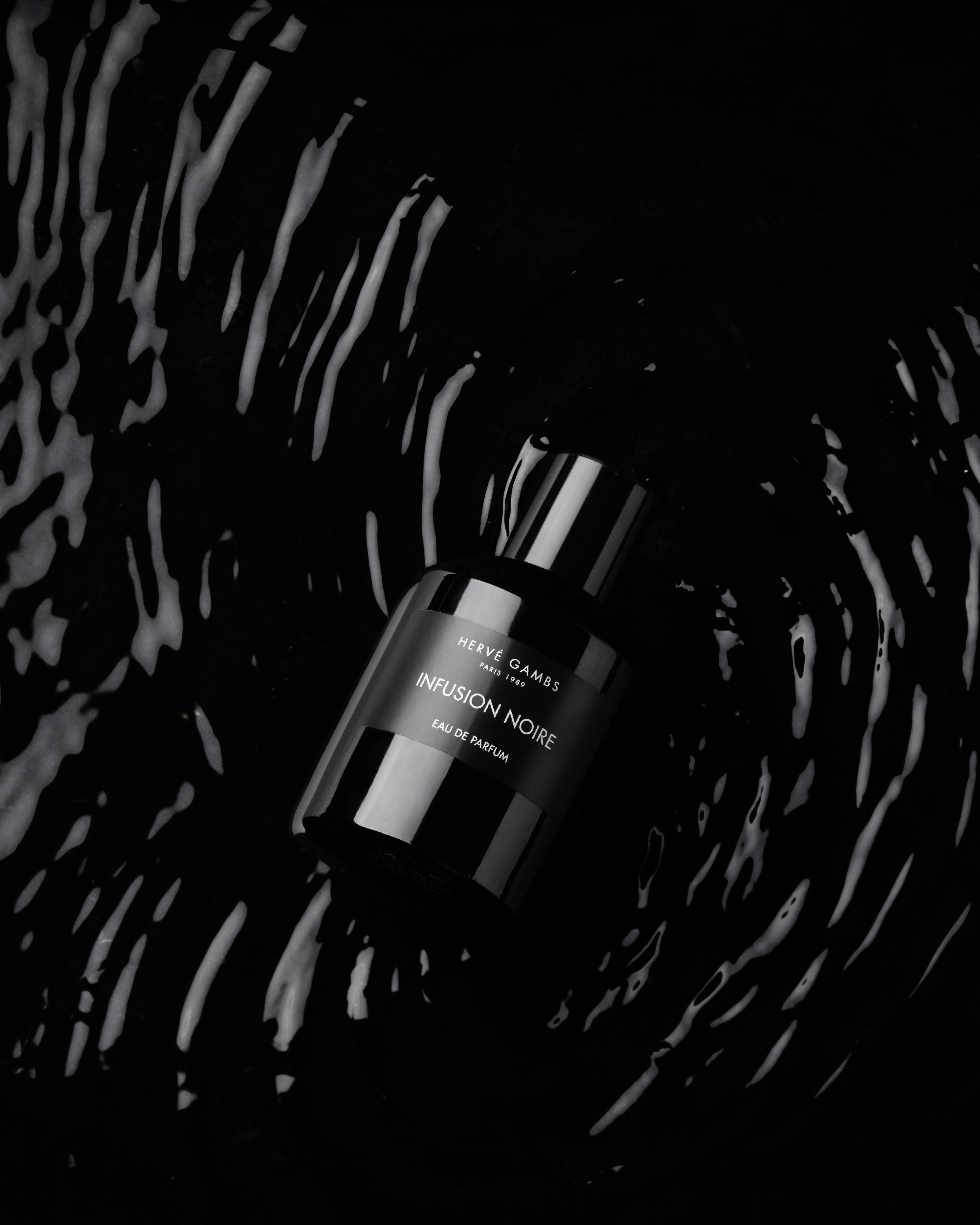 Une photo en noir et blanc d’un objet noir et blanc avec une étiquette ...