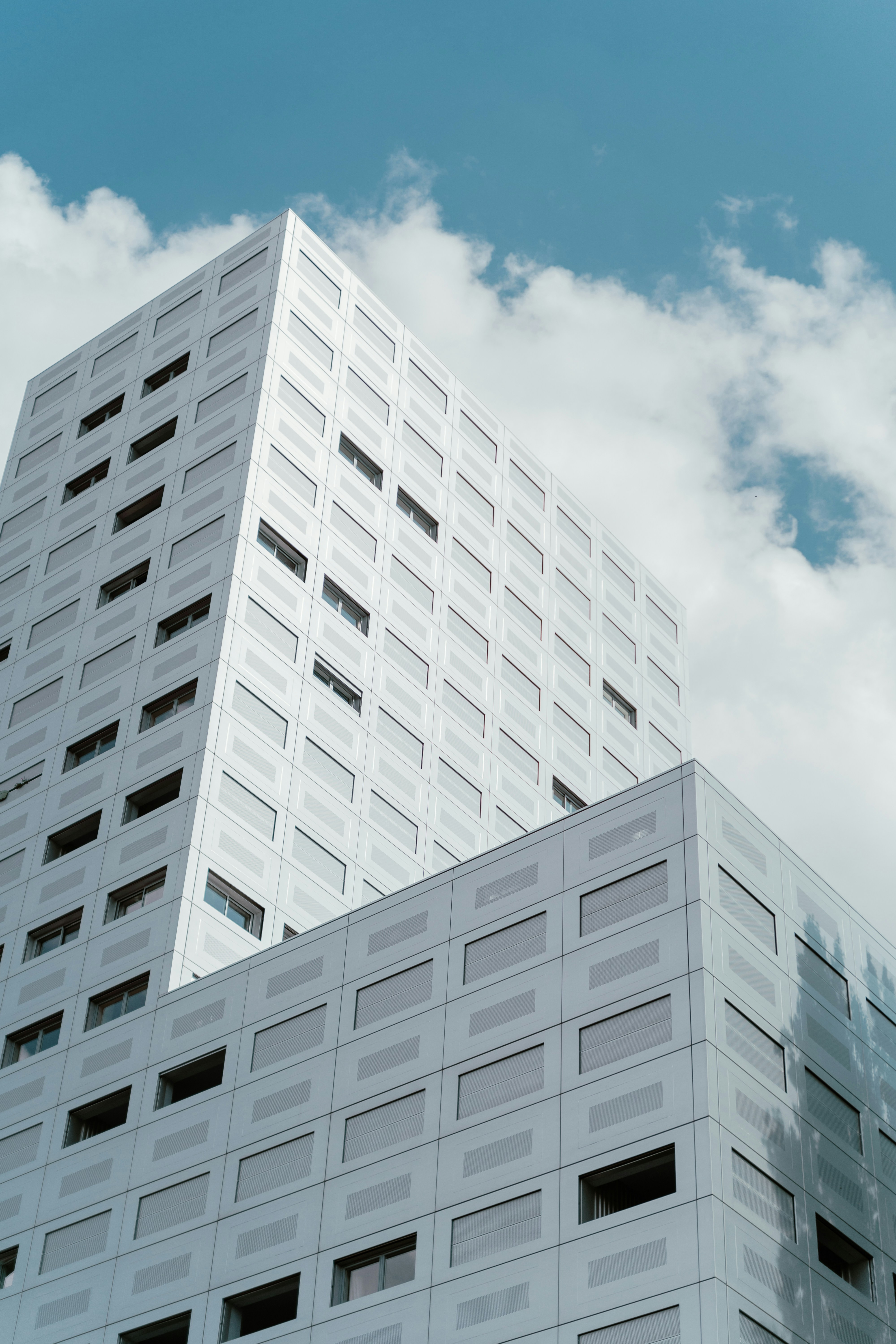 A tall building with a blue sky photo – Free Grey Image on Unsplash