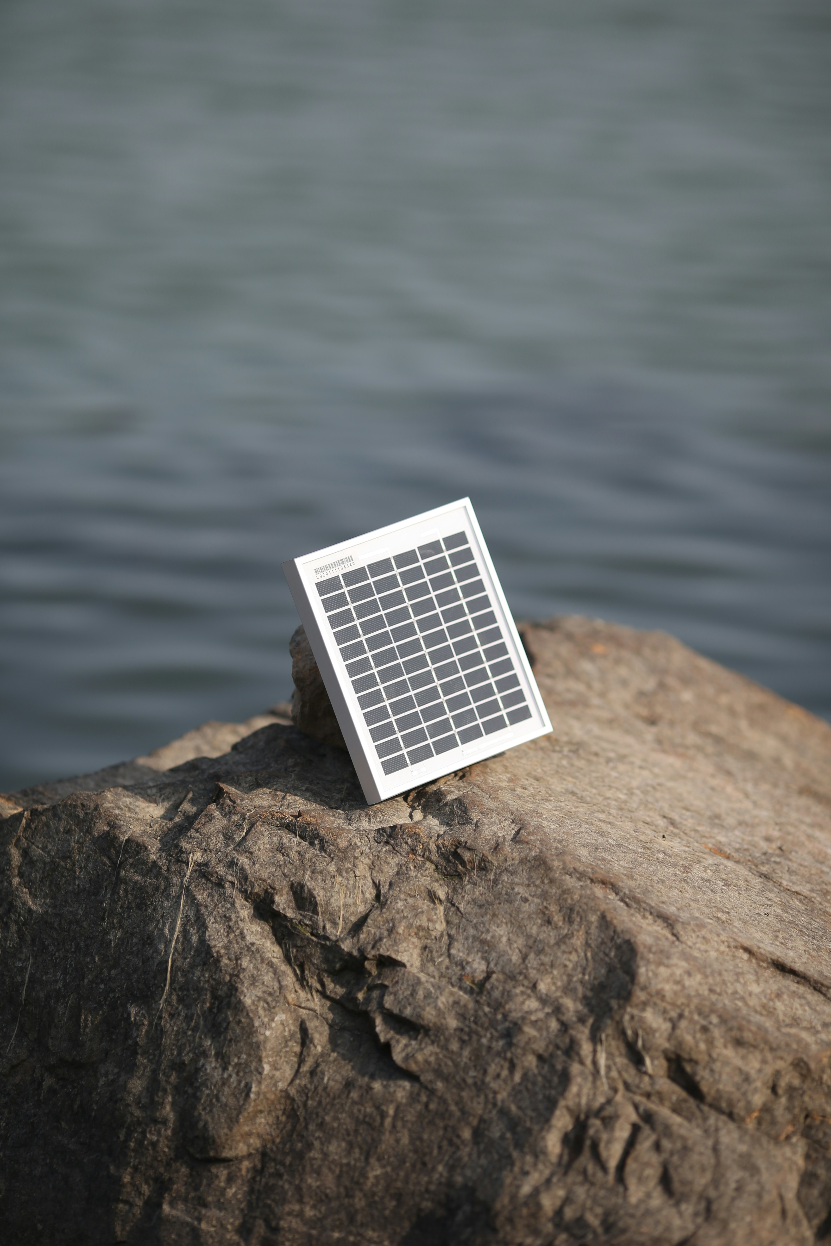 Foto Un objeto rectangular en una roca – Imagen Gris gratis en Unsplash