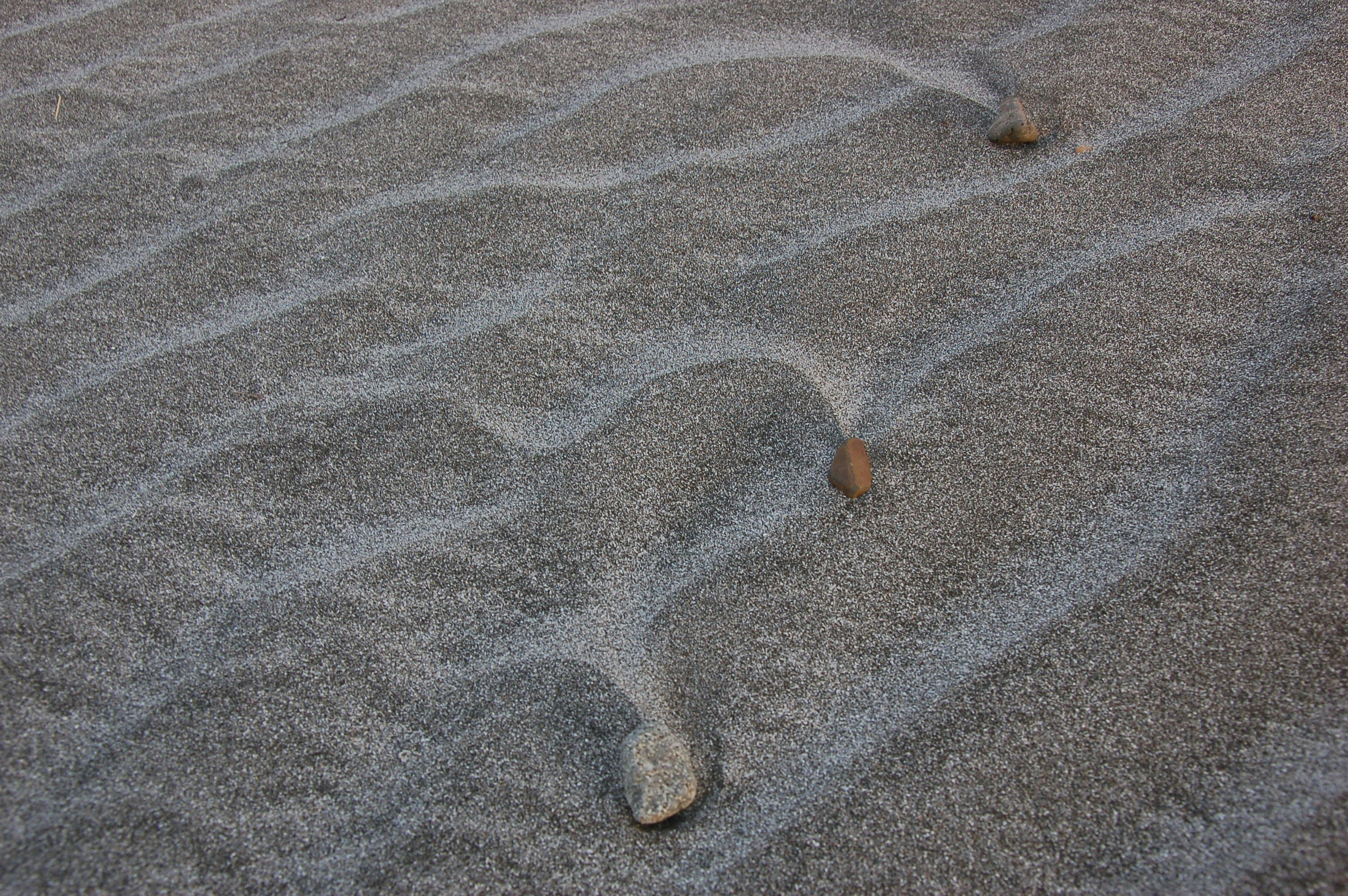 Footprints in Fine Sand: A Quiet Rock Trail of Minutes