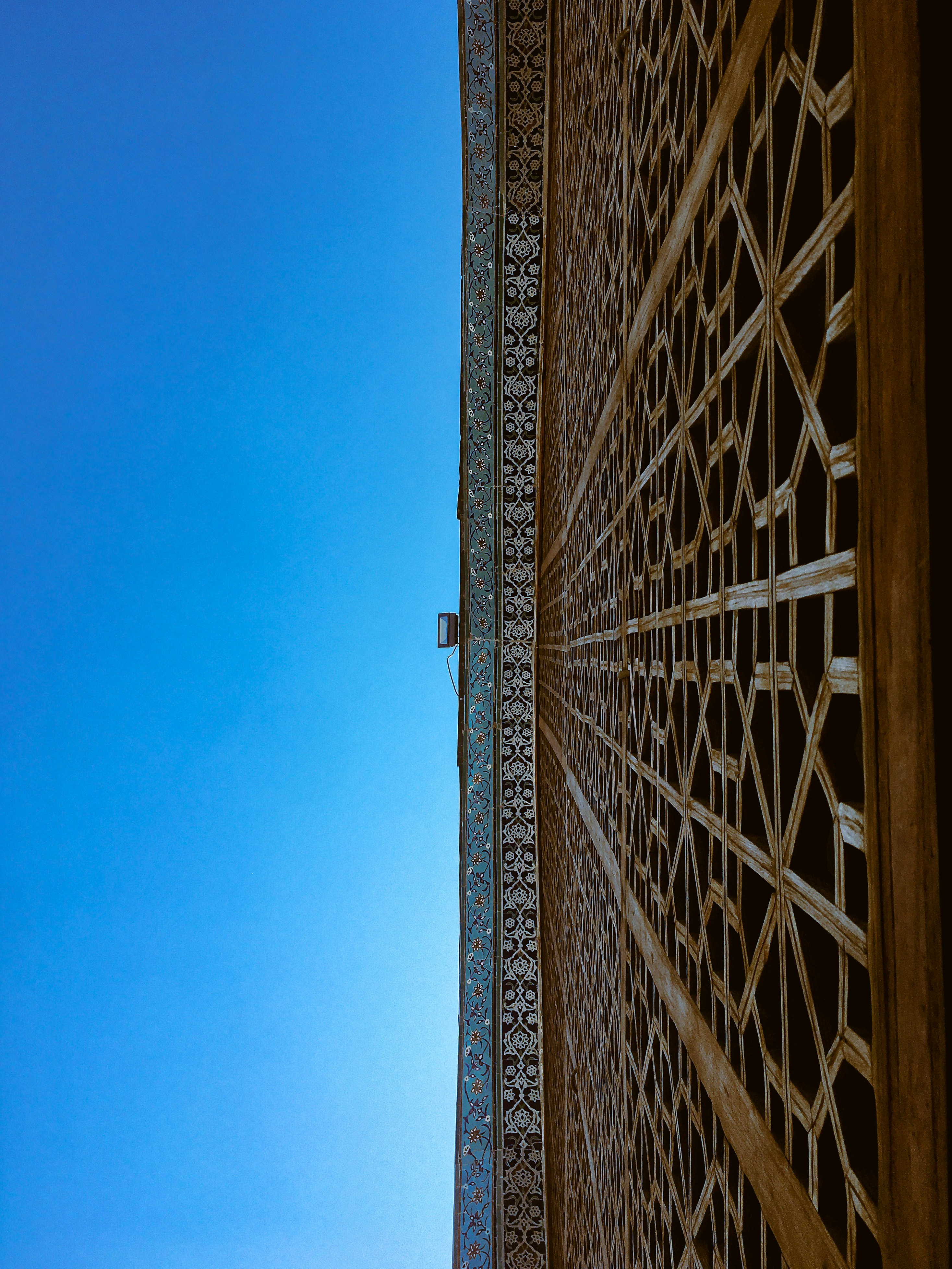 A tall building with many windows photo – Free Ardabil Image on Unsplash