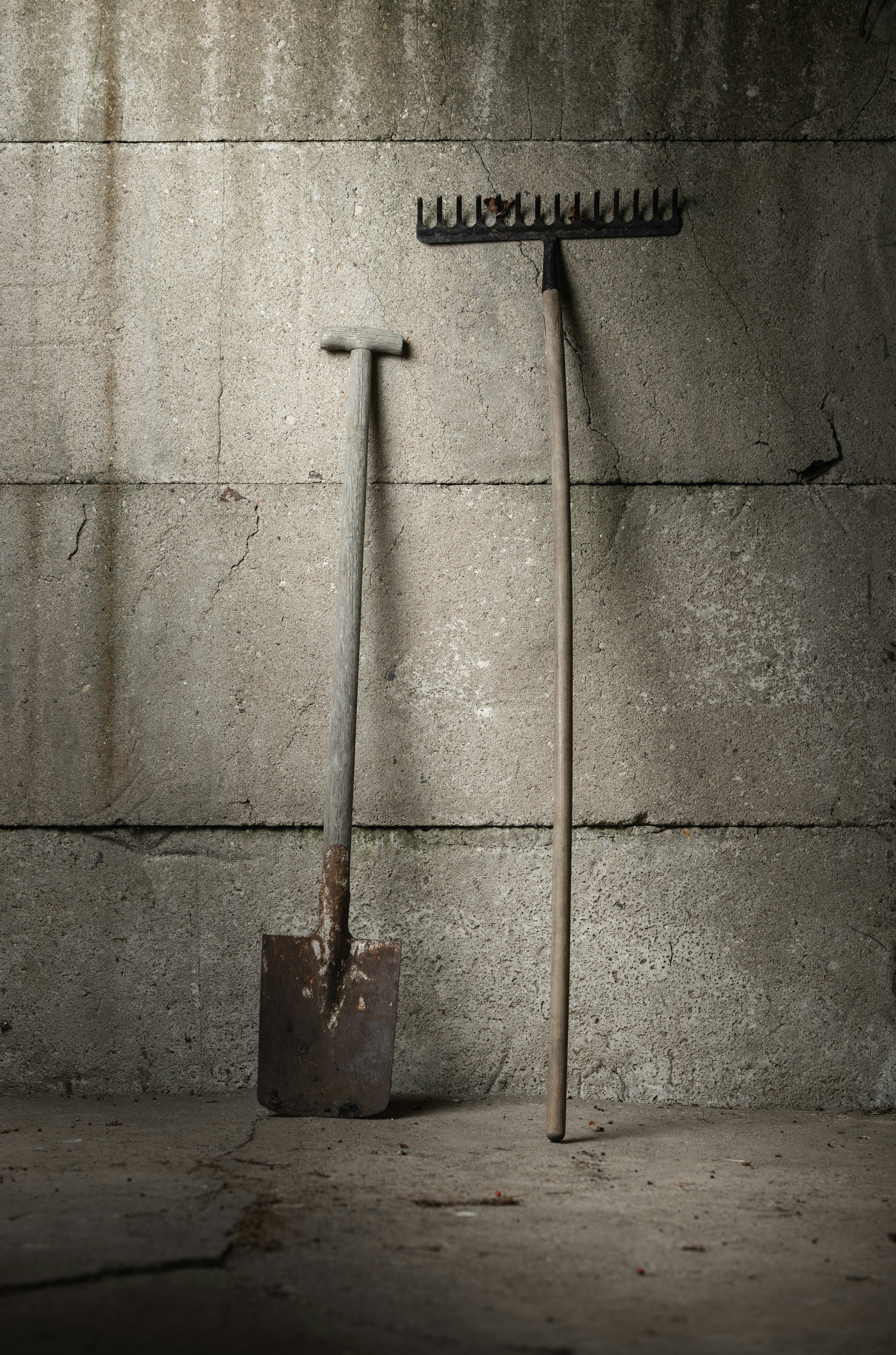 a metal pipe on a concrete wall