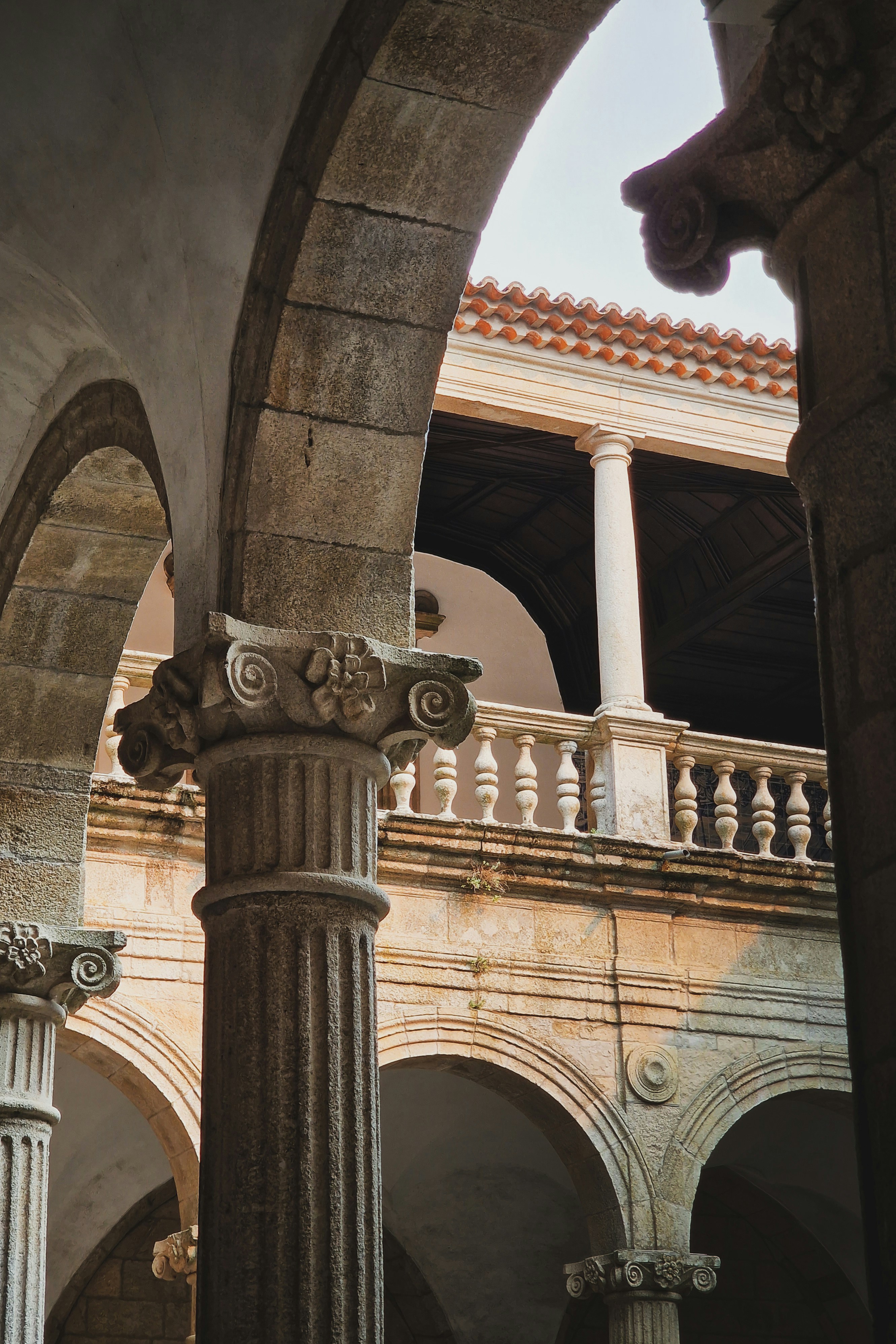 Un bâtiment à piliers photo – Photo gratuite sur Unsplash