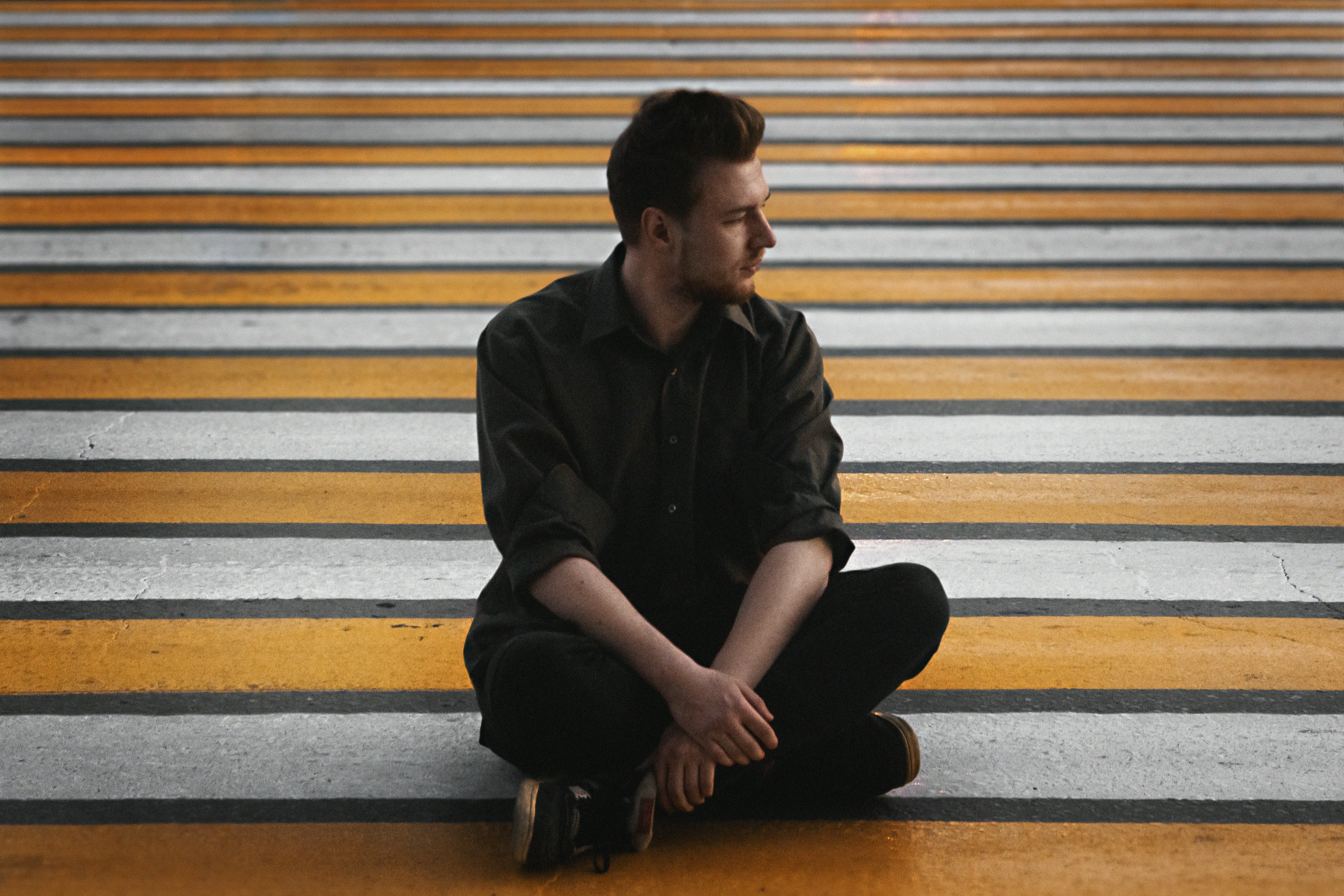 Une personne assise par terre photo – Photo Route Gratuite sur Unsplash