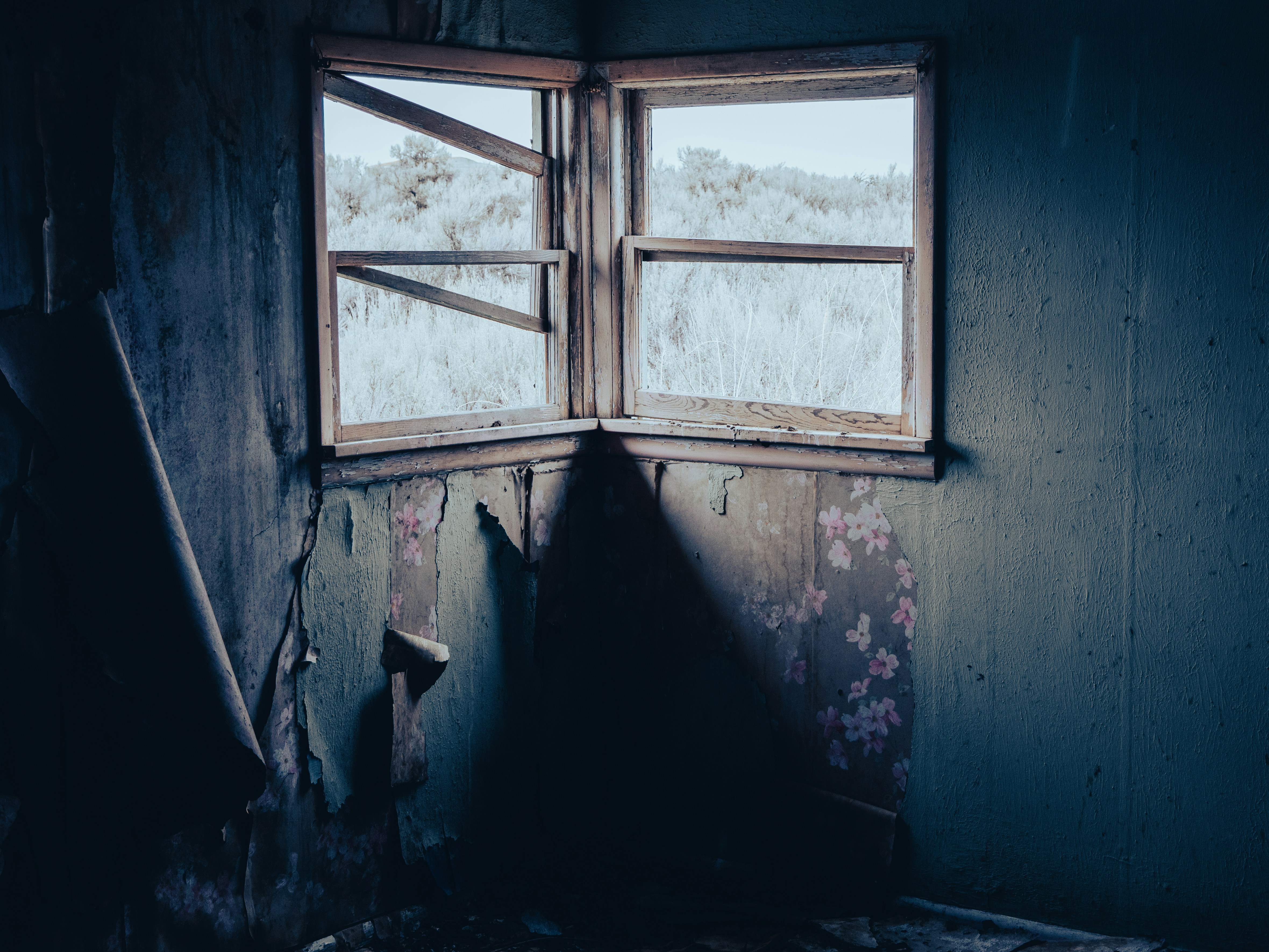 A room with broken windows photo – Free Usa Image on Unsplash