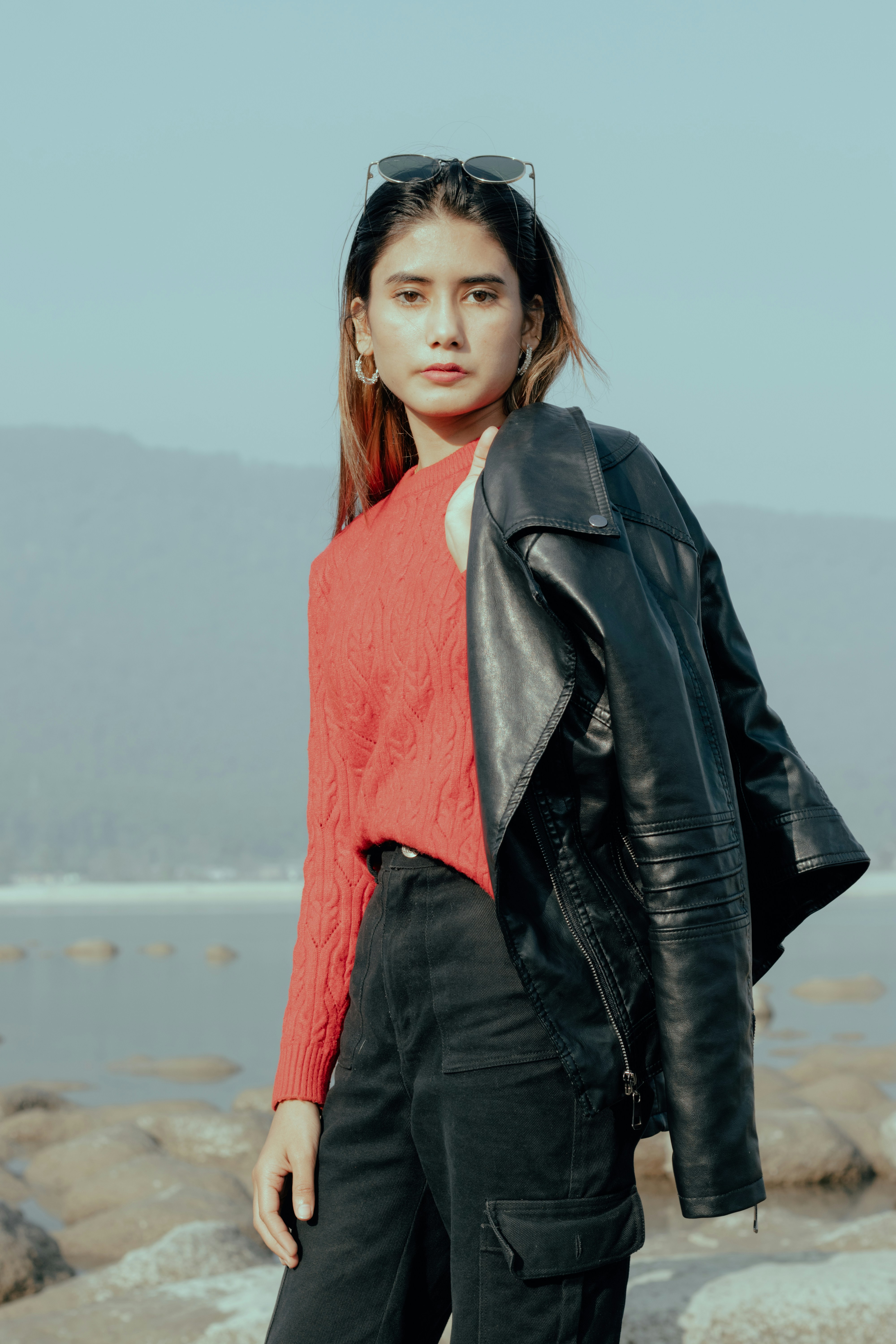 Una persona posando para una foto foto – Imagen de Vestido gratuita en Unsplash