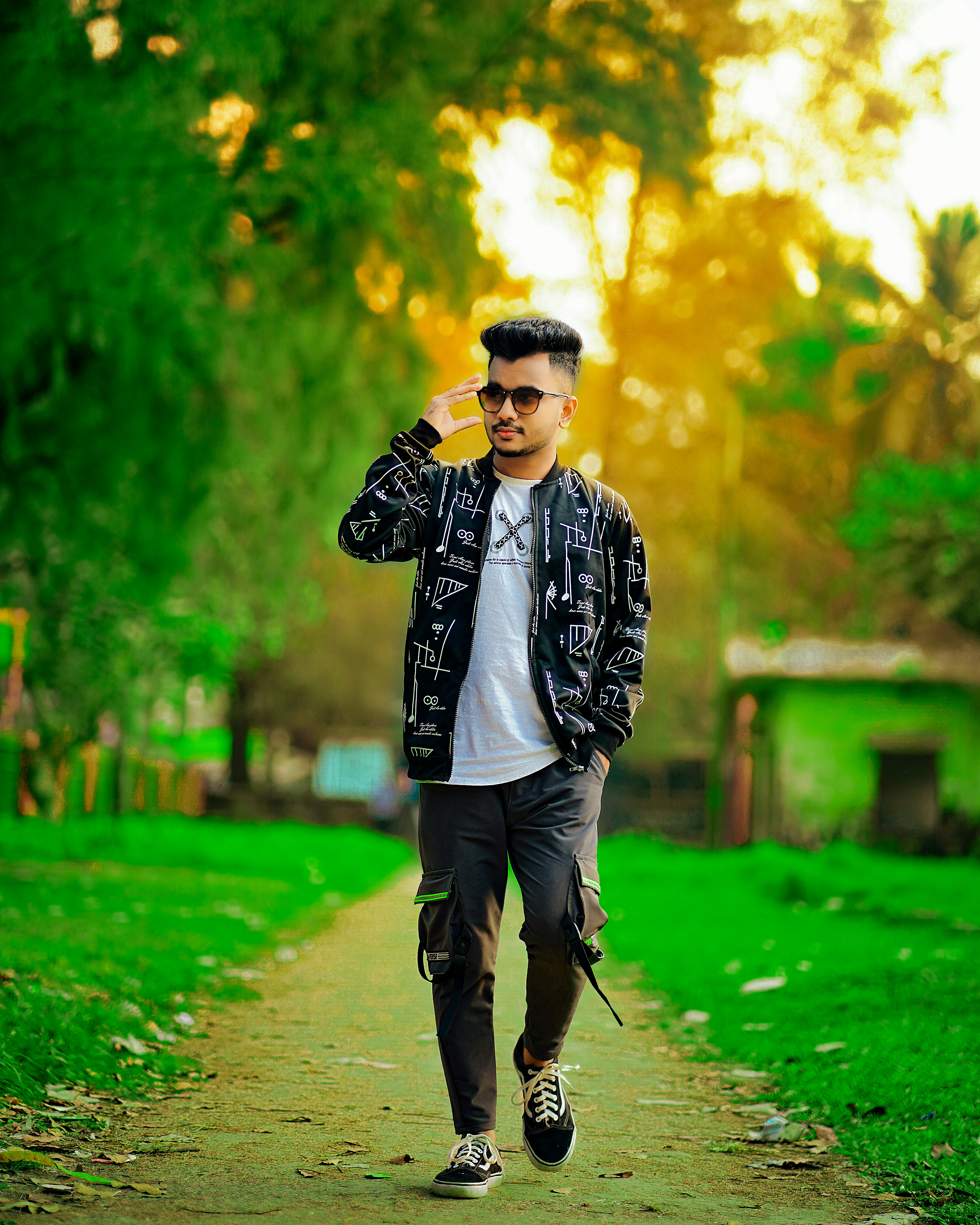 Un hombre caminando por un sendero con una cámara en la mano foto ...