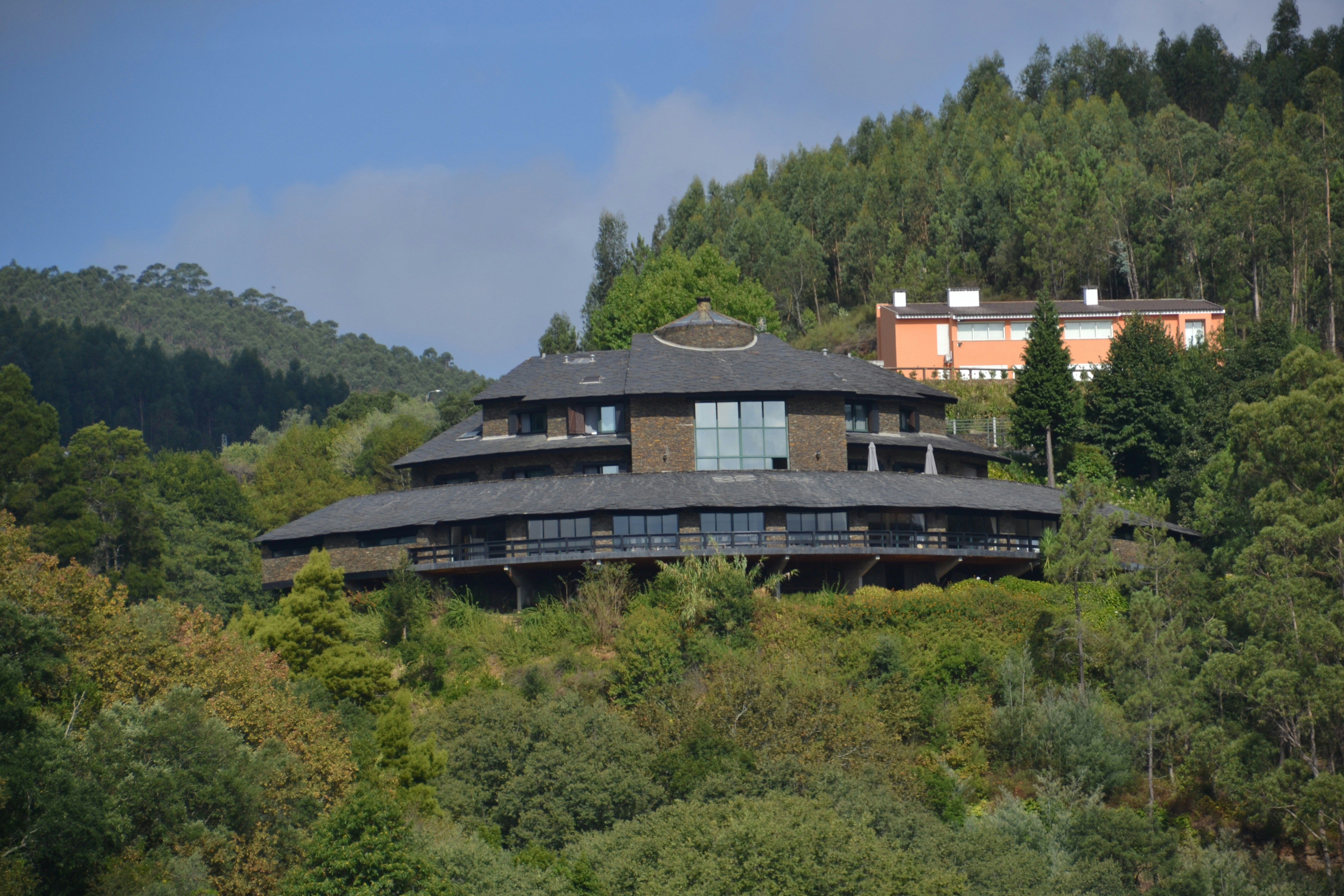 Una casa en una colina foto – Imagen de Río Duero gratuita en Unsplash