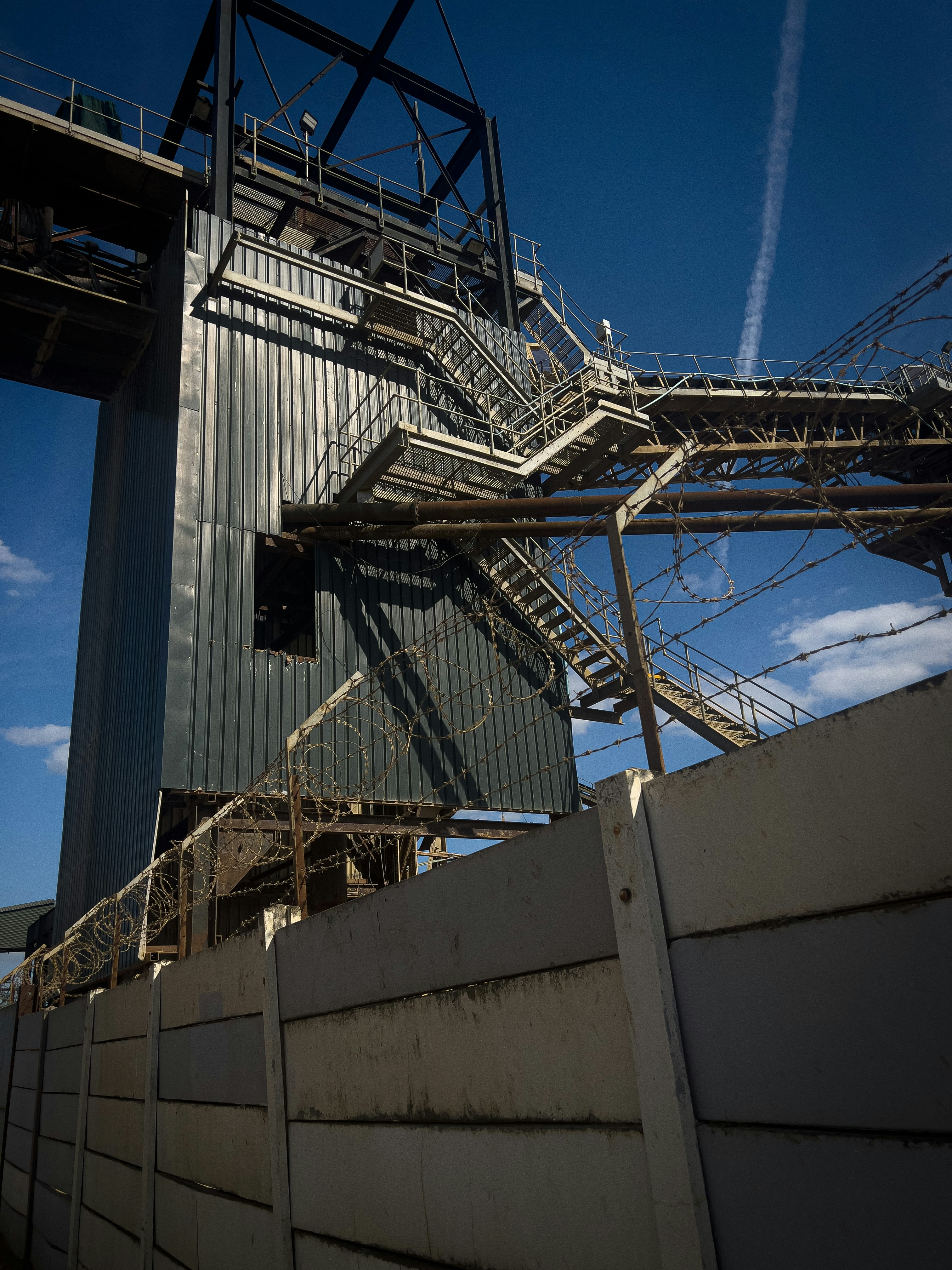 A large metal structure photo – Free Image on Unsplash