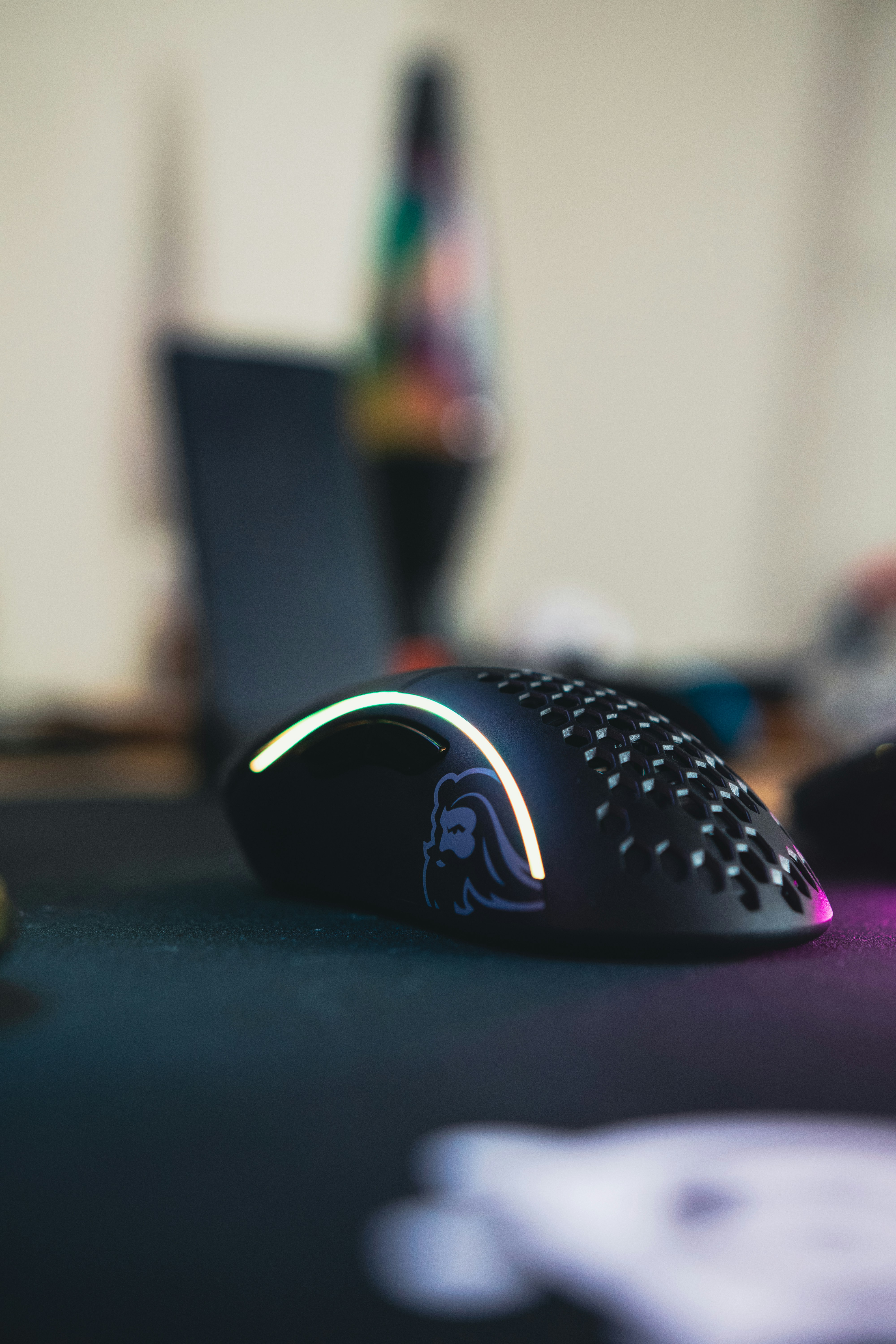 A black computer mouse photo – Free Grey Image on Unsplash