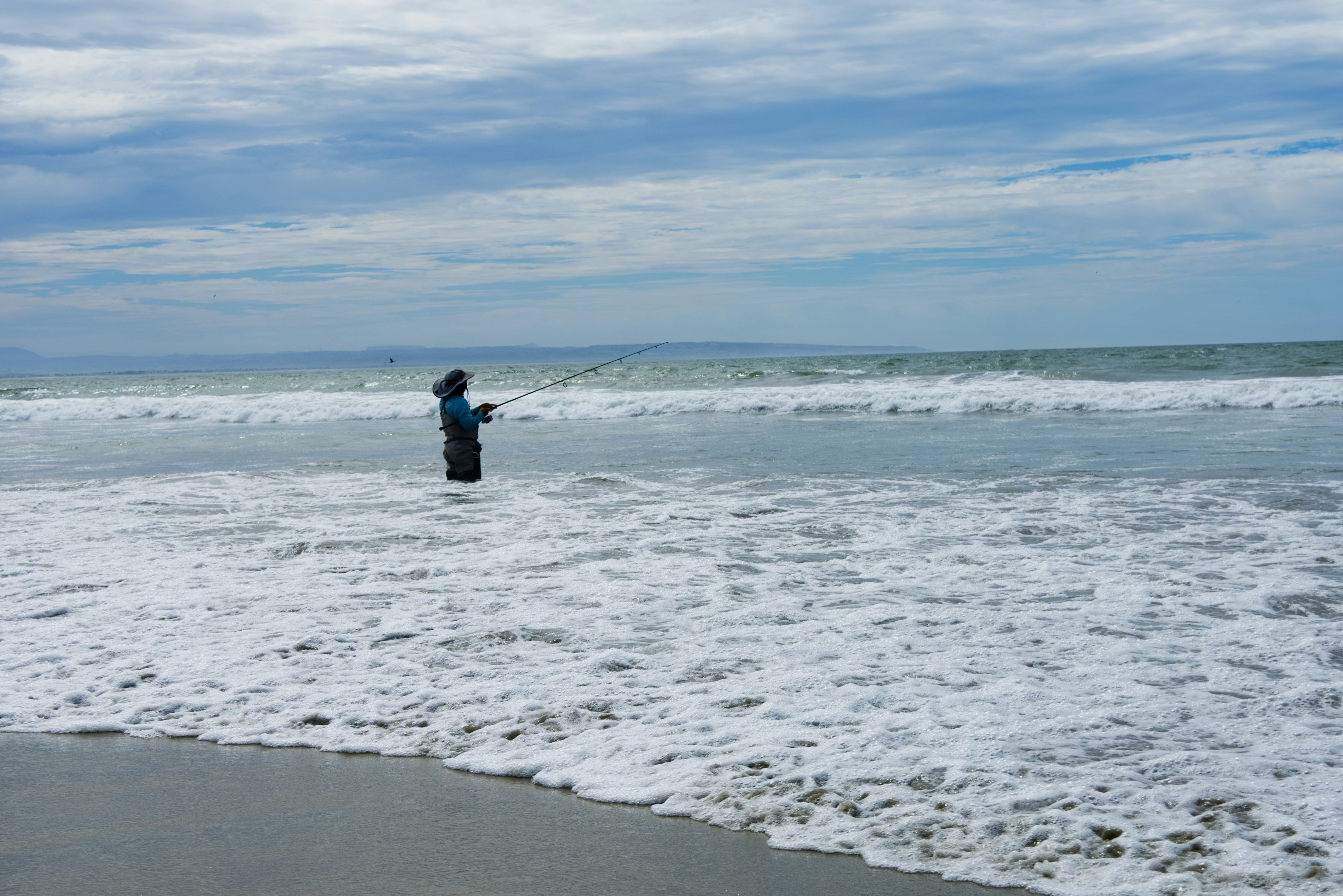 Foto Una persona pescando en el océano – Imagen Gris gratis en Unsplash