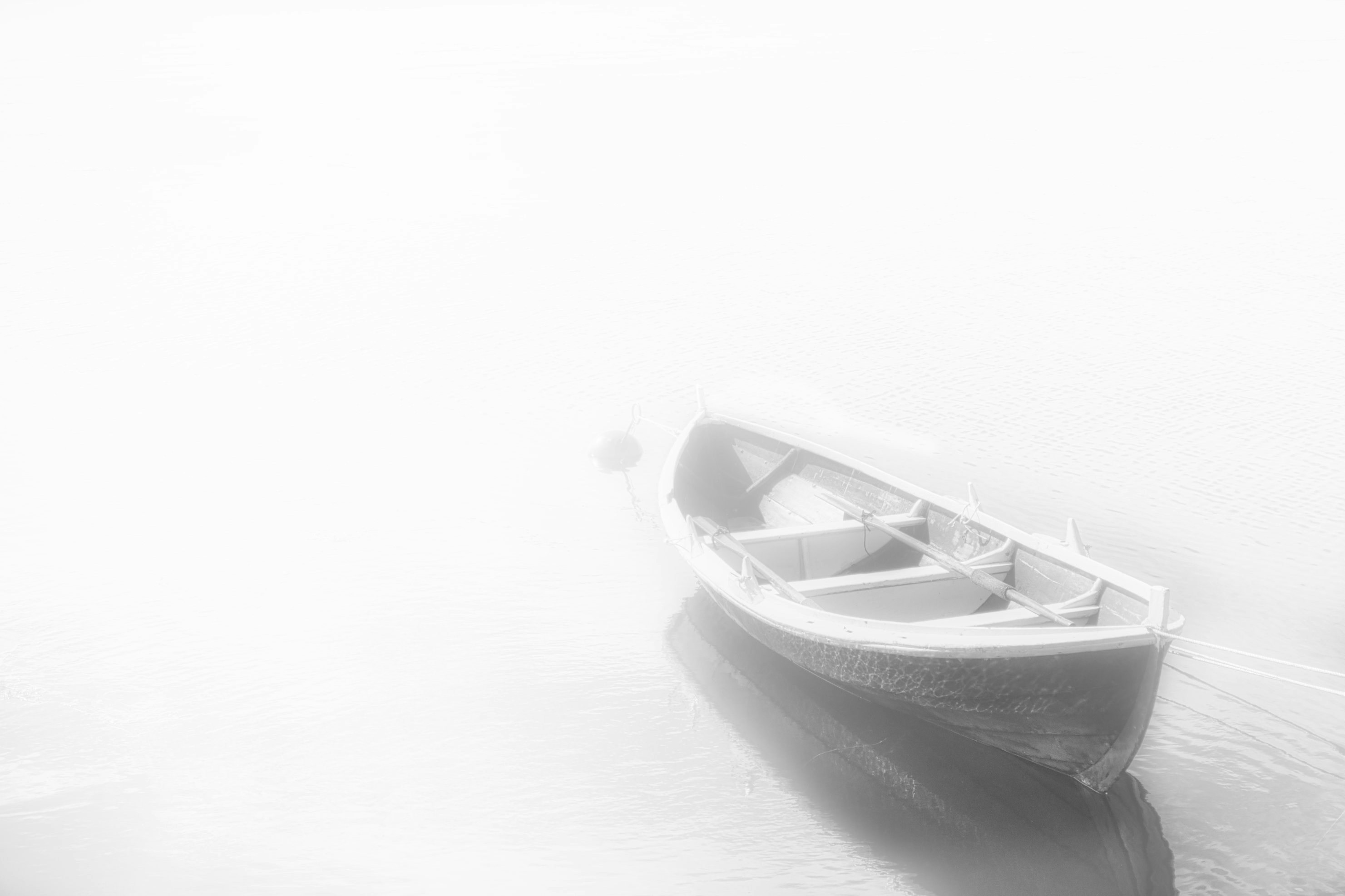 Foto zum Thema Ein Boot im Wasser – Kostenloses Bild zu Grau auf Unsplash