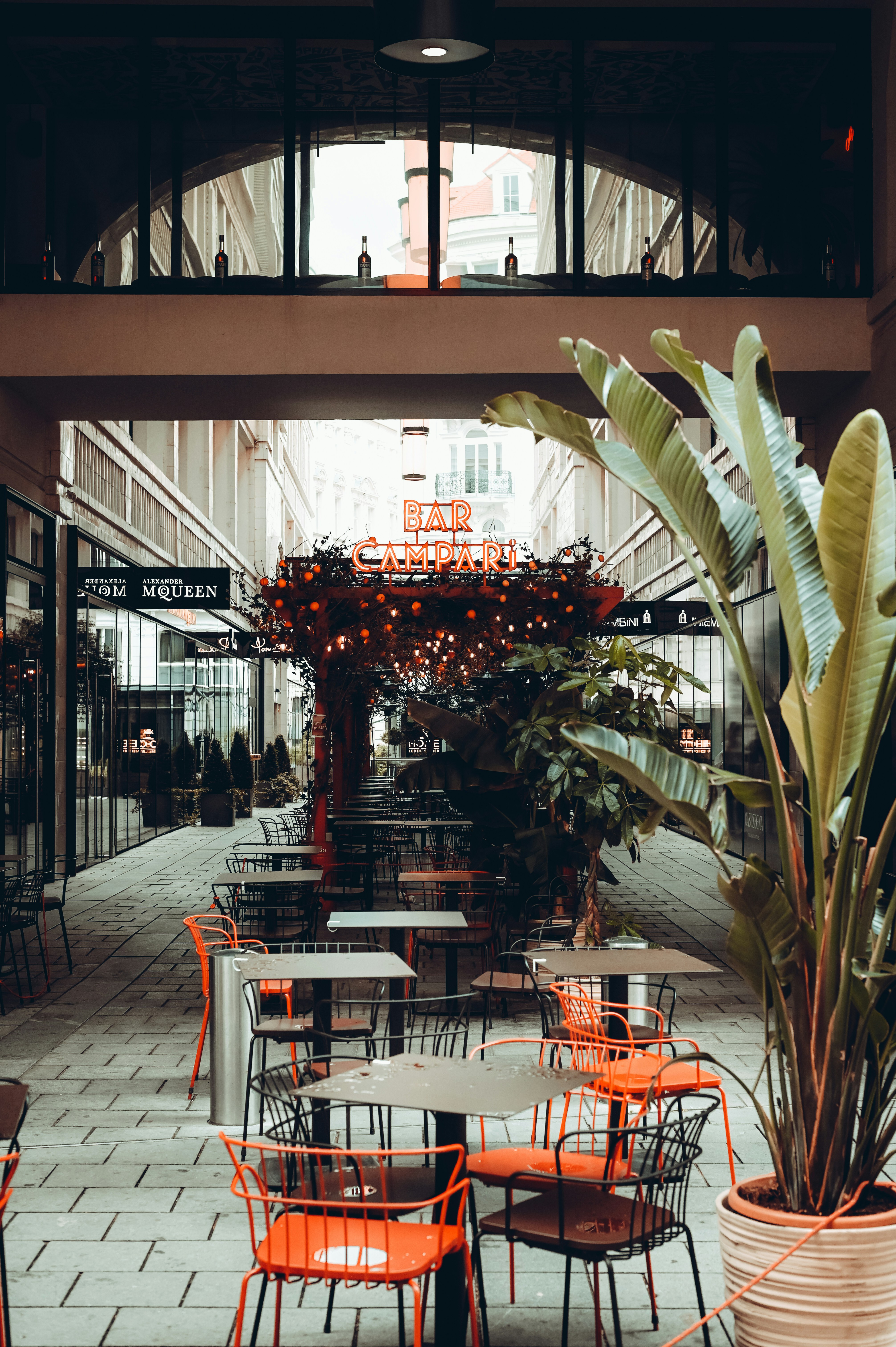 Un restaurant avec tables et chaises photo – Photo Photographie de rue ...