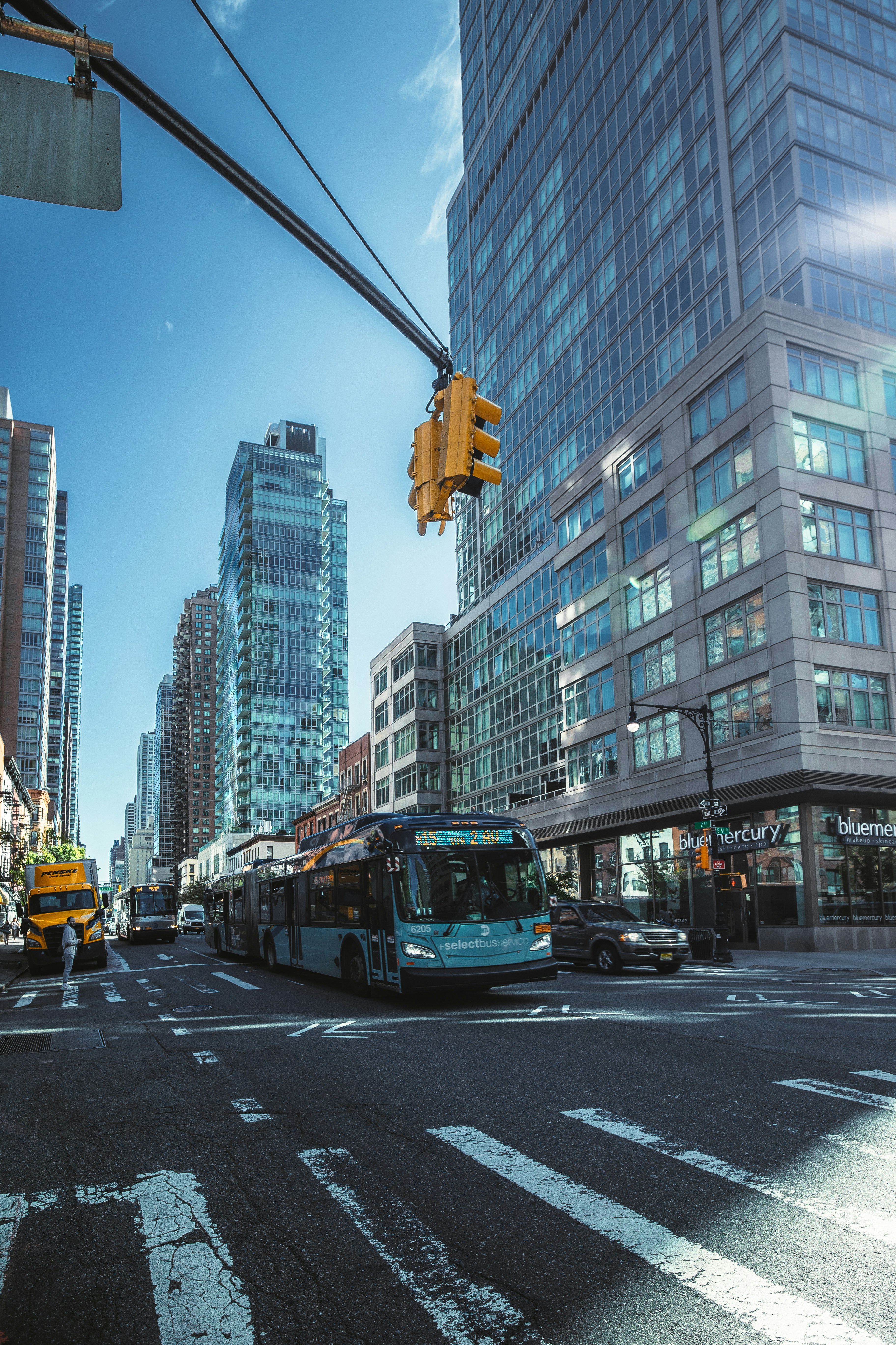A bus driving down a street photo – Free Usa Image on Unsplash