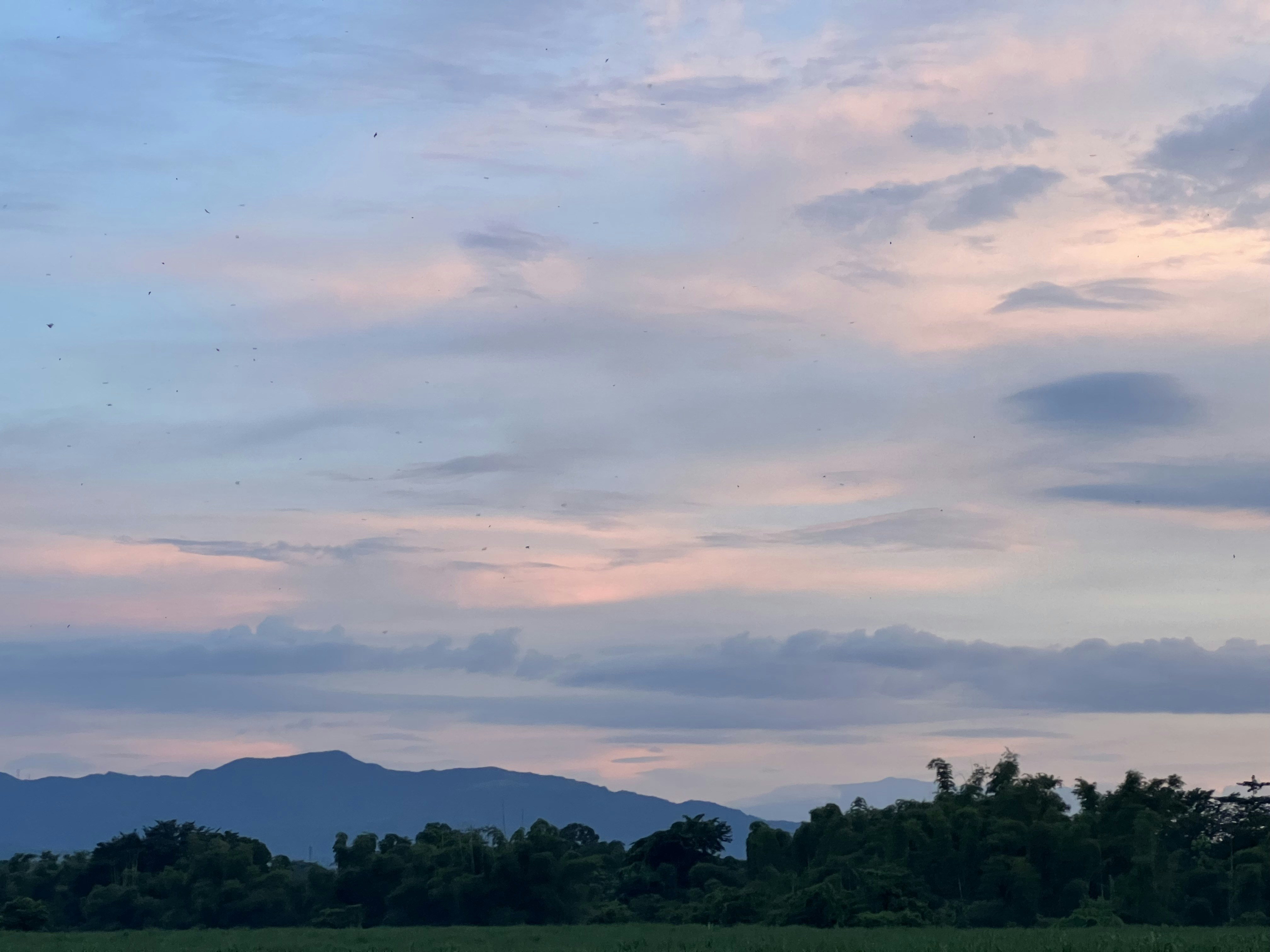 Pastel Ridge at Dusk: Quiet Horizon beneath a Cloud-Laced Sky