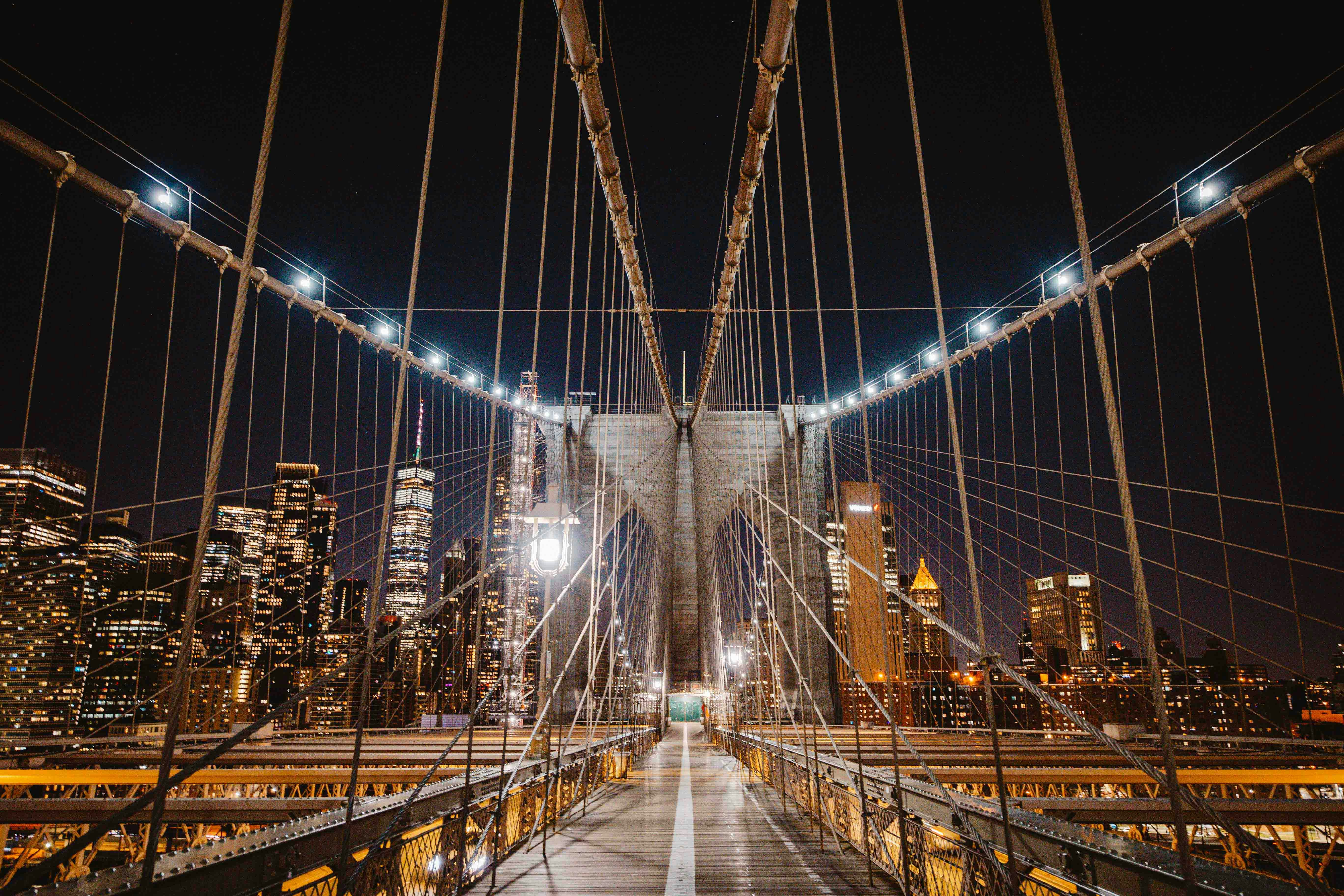 Un puente con luces por la noche foto – Imagen de Nueva York gratuita ...