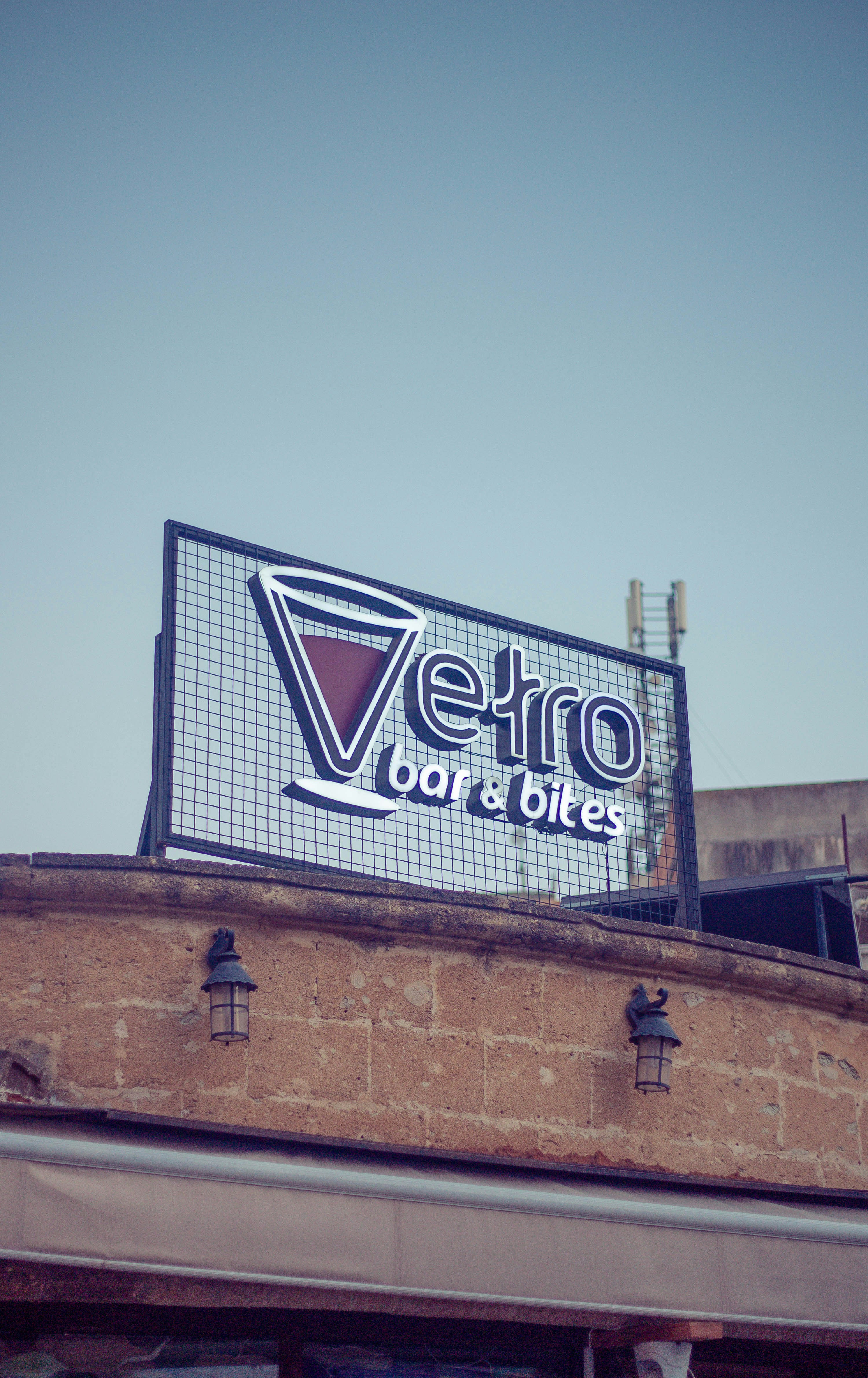 Foto Un letrero en un edificio – Imagen Nicosia gratis en Unsplash