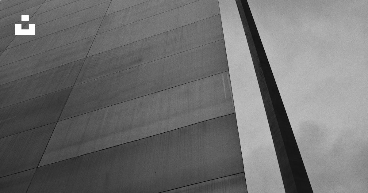 Foto Un Edificio Alto Con Una Torre Alta Imagen Edificio Gratis En