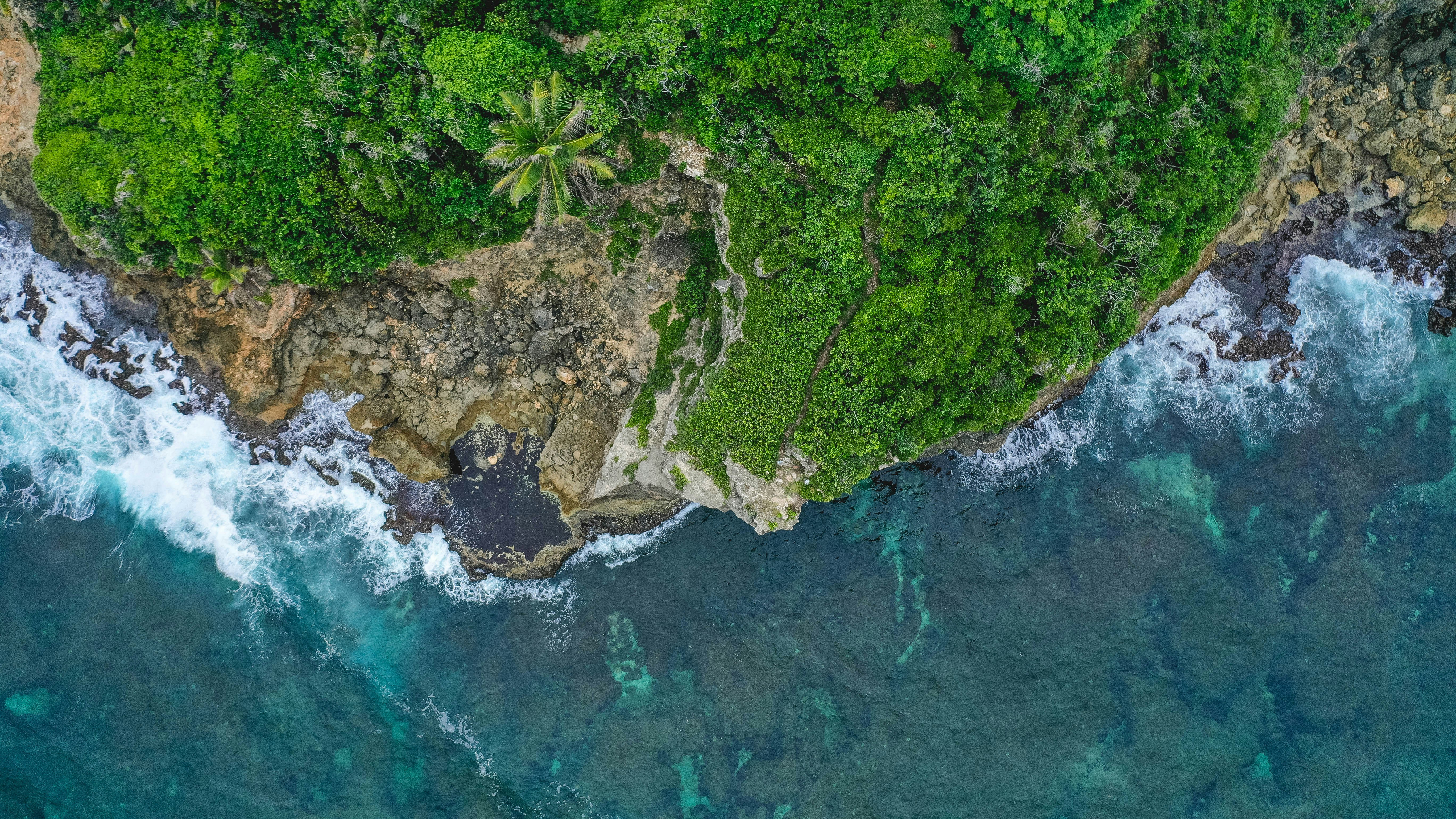 Una cascada y una roca foto – Imagen de Puerto Rico gratuita en Unsplash
