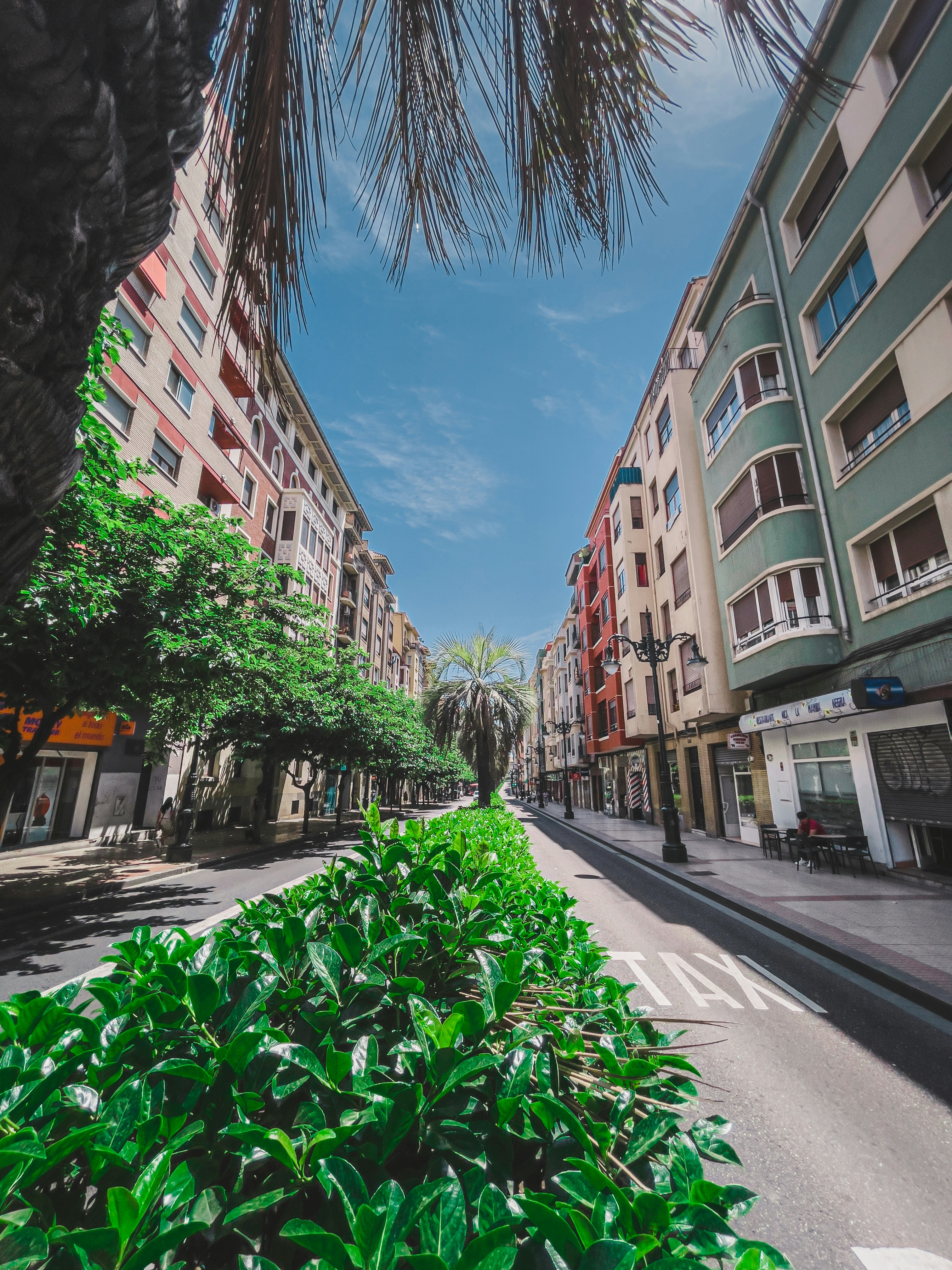 A street with buildings on either side photo – Free City Image on Unsplash