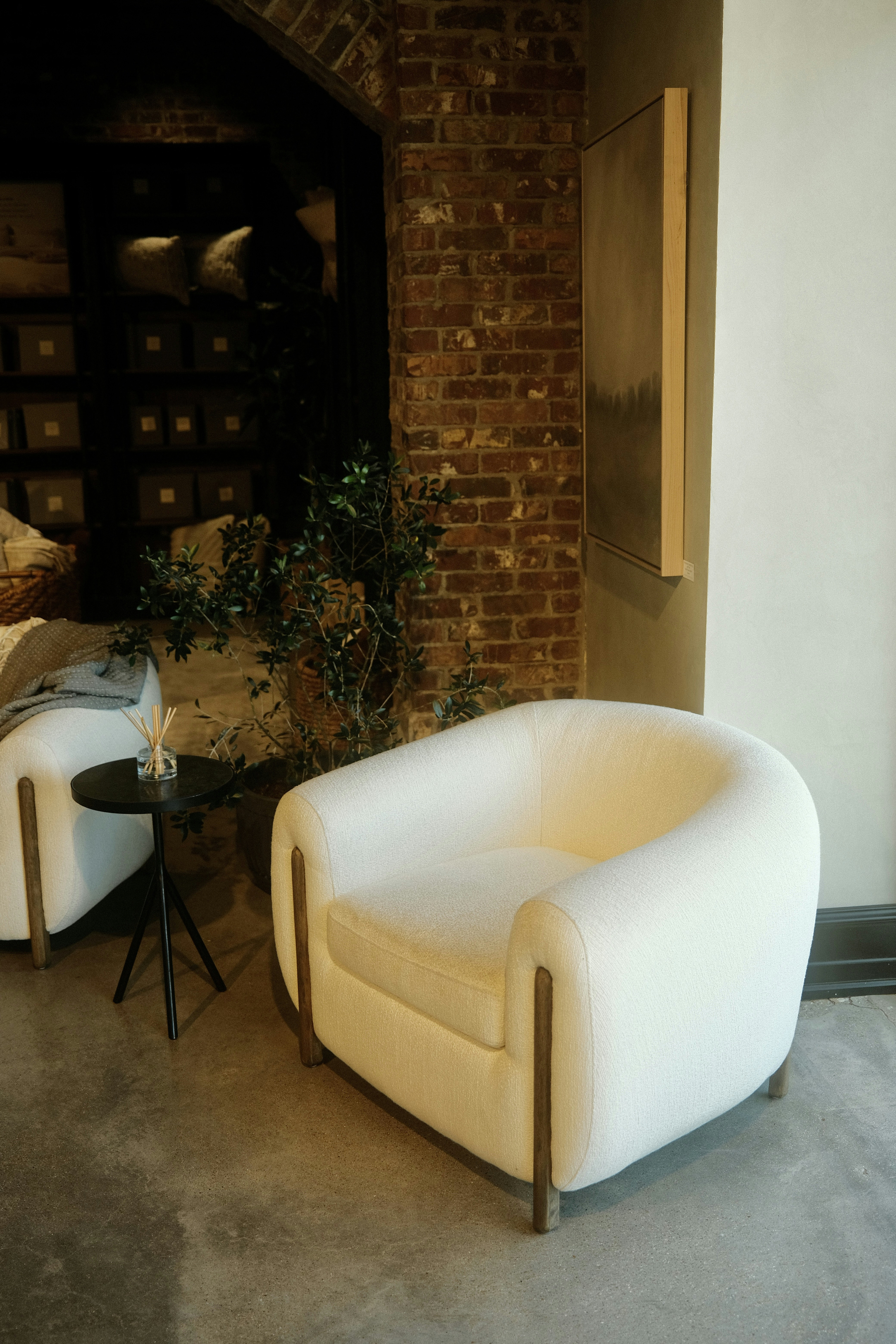 Soft Curves in a Brick-Warmed Corner: A Quiet Lounge Moment
