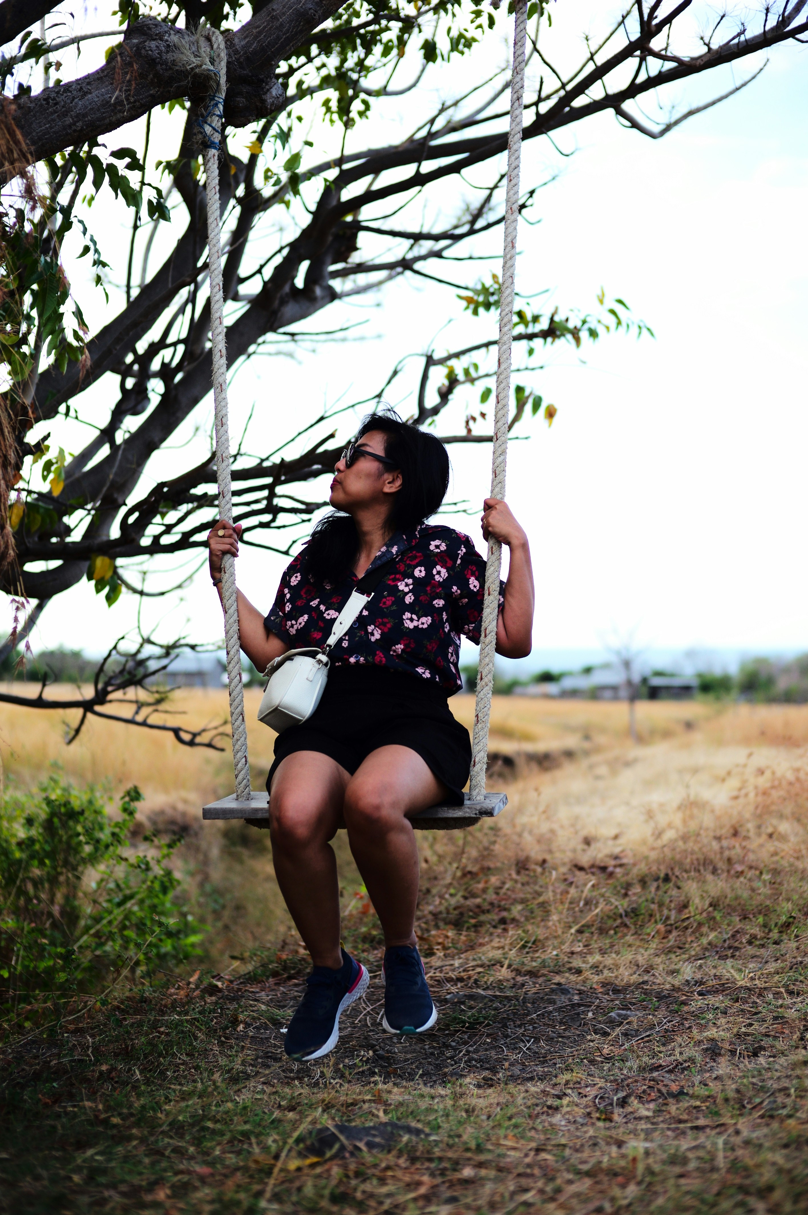A person sitting on a swing photo – Free Human Image on Unsplash