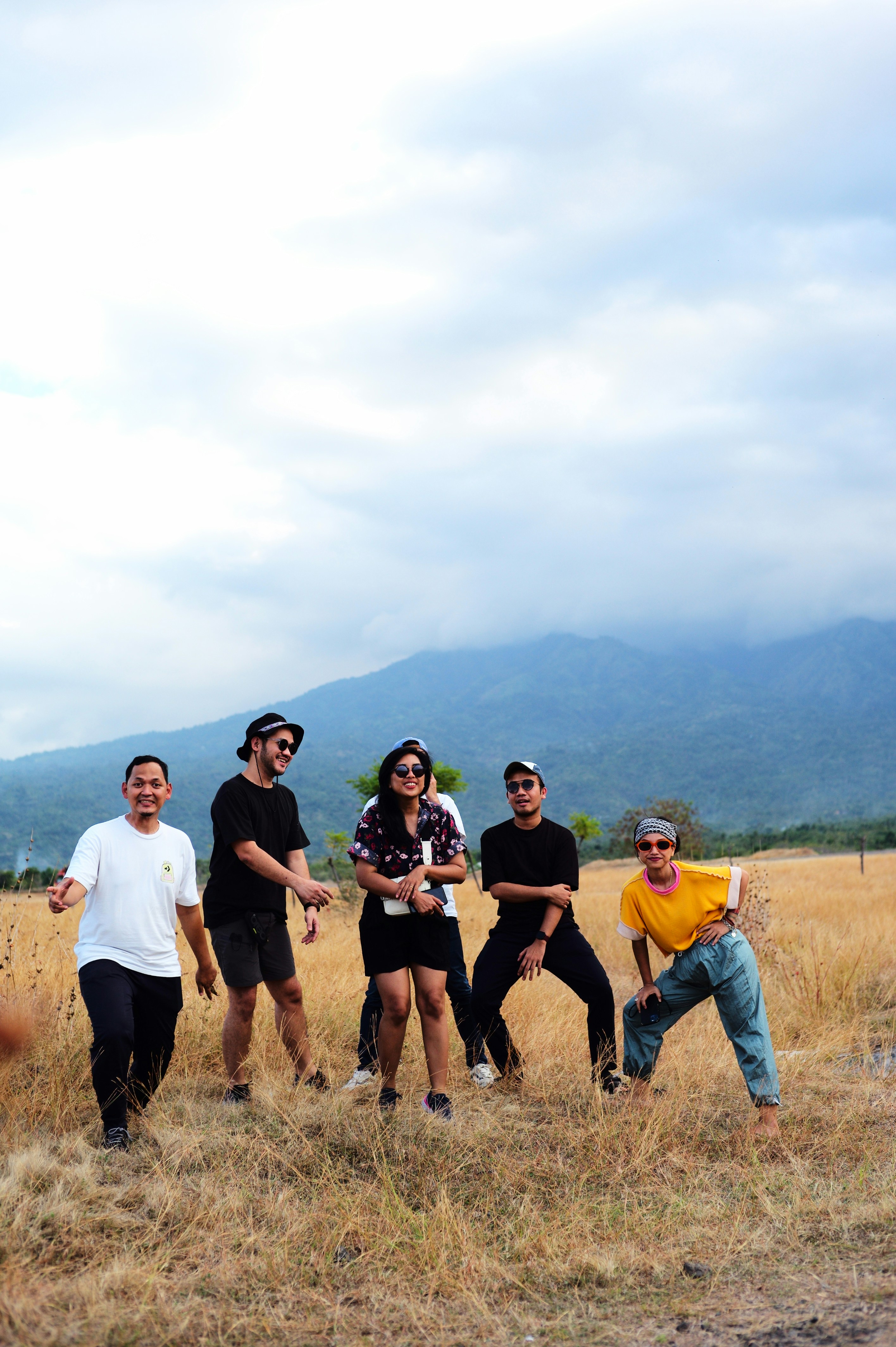 Un grupo de personas posando para una foto foto – Imagen de Azul ...