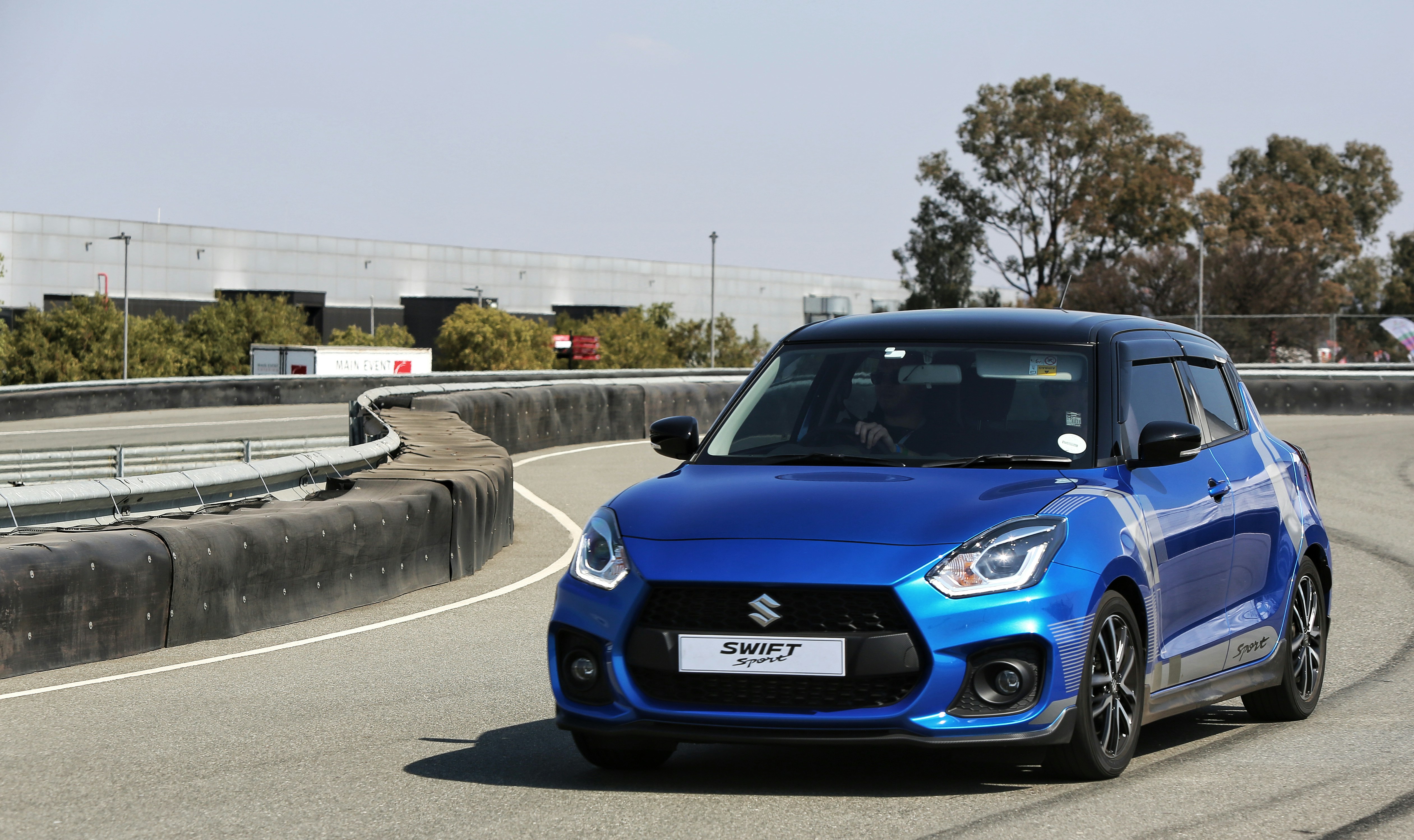 Foto Un coche azul en una carretera – Imagen Azul gratis en Unsplash