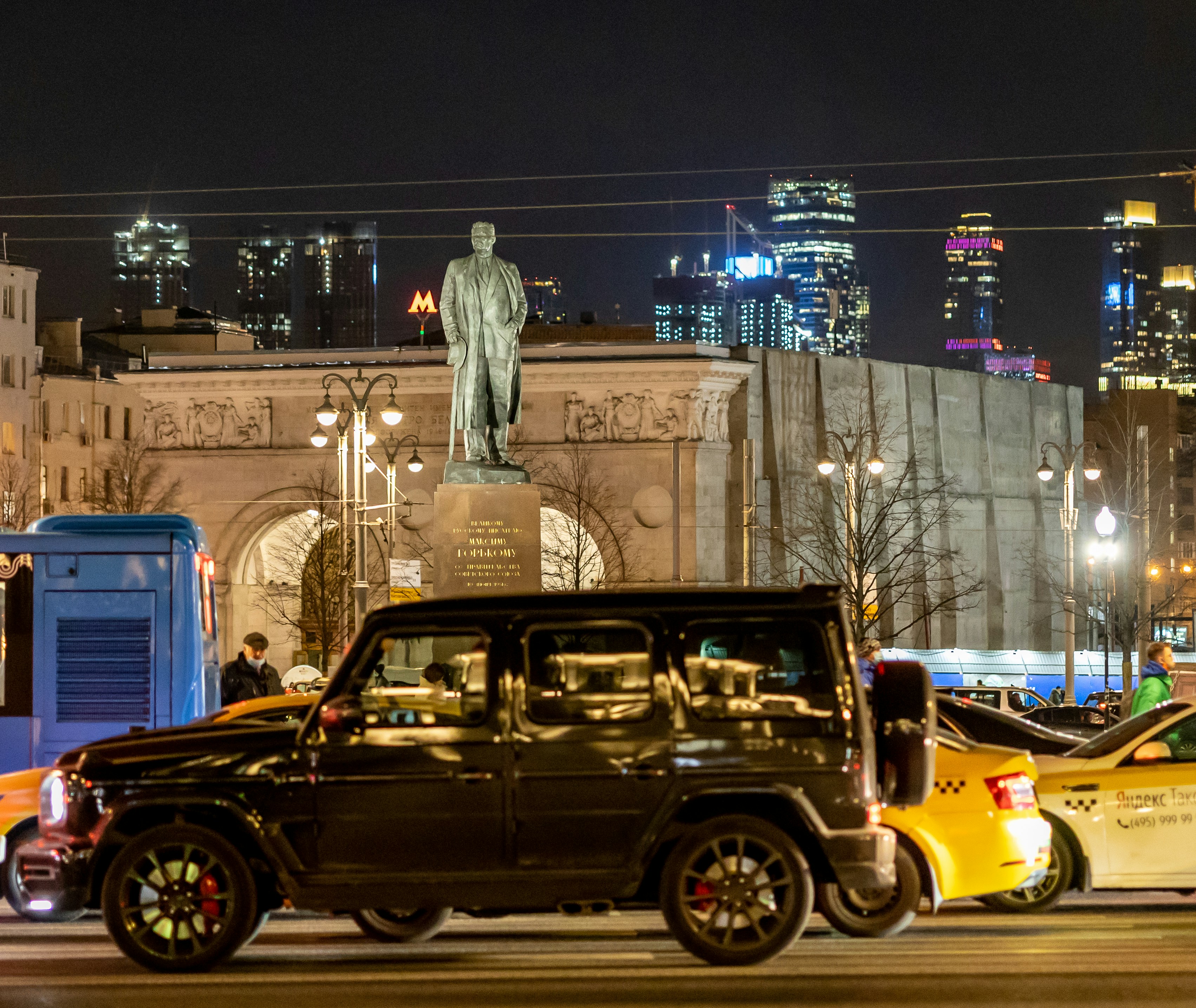 A car parked in front of a statue photo – Free Person Image on Unsplash