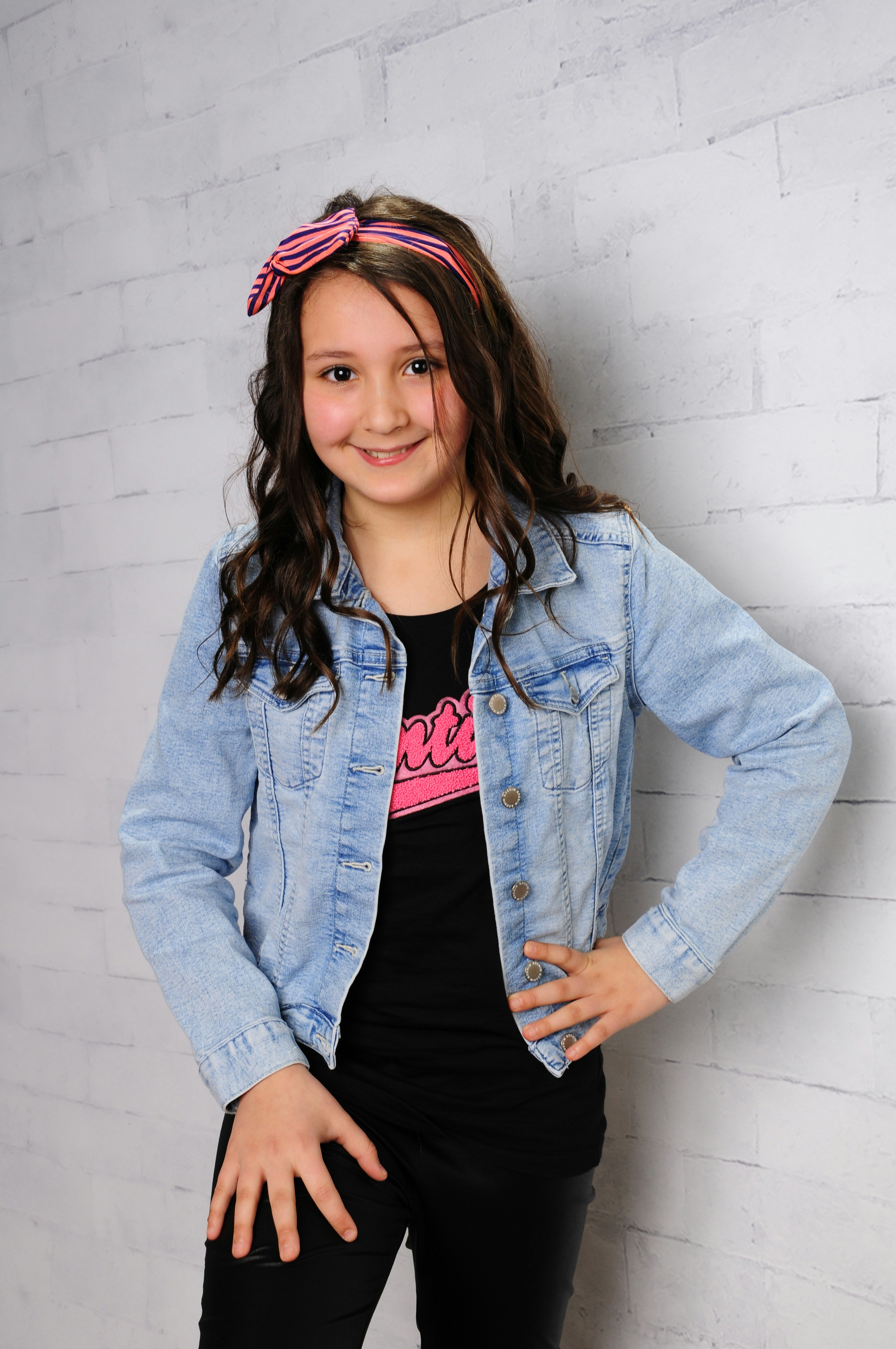 Foto Una persona posando para una foto – Imagen Ropa gratis en Unsplash