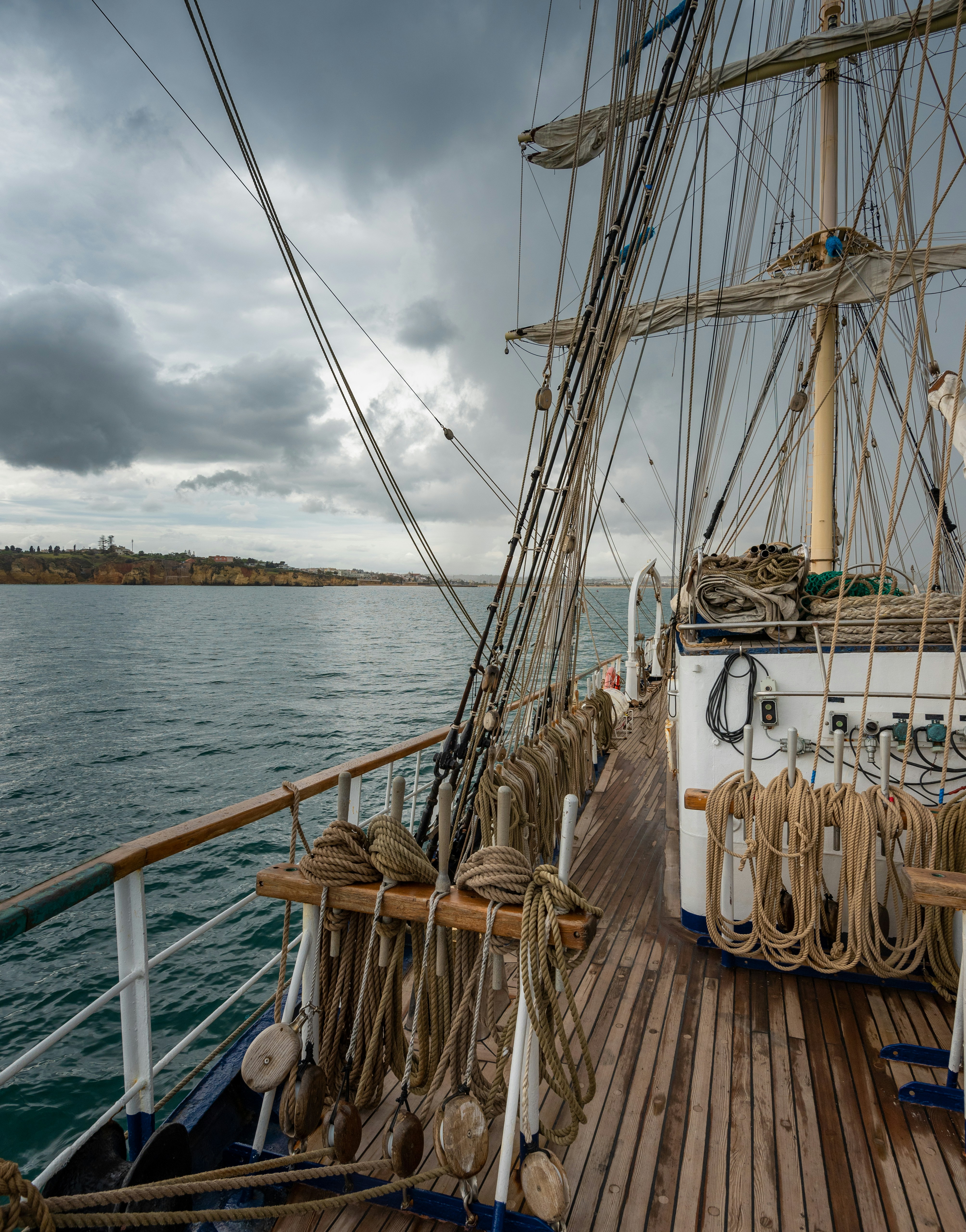 Foto Un barco en el agua – Imagen Barco gratis en Unsplash