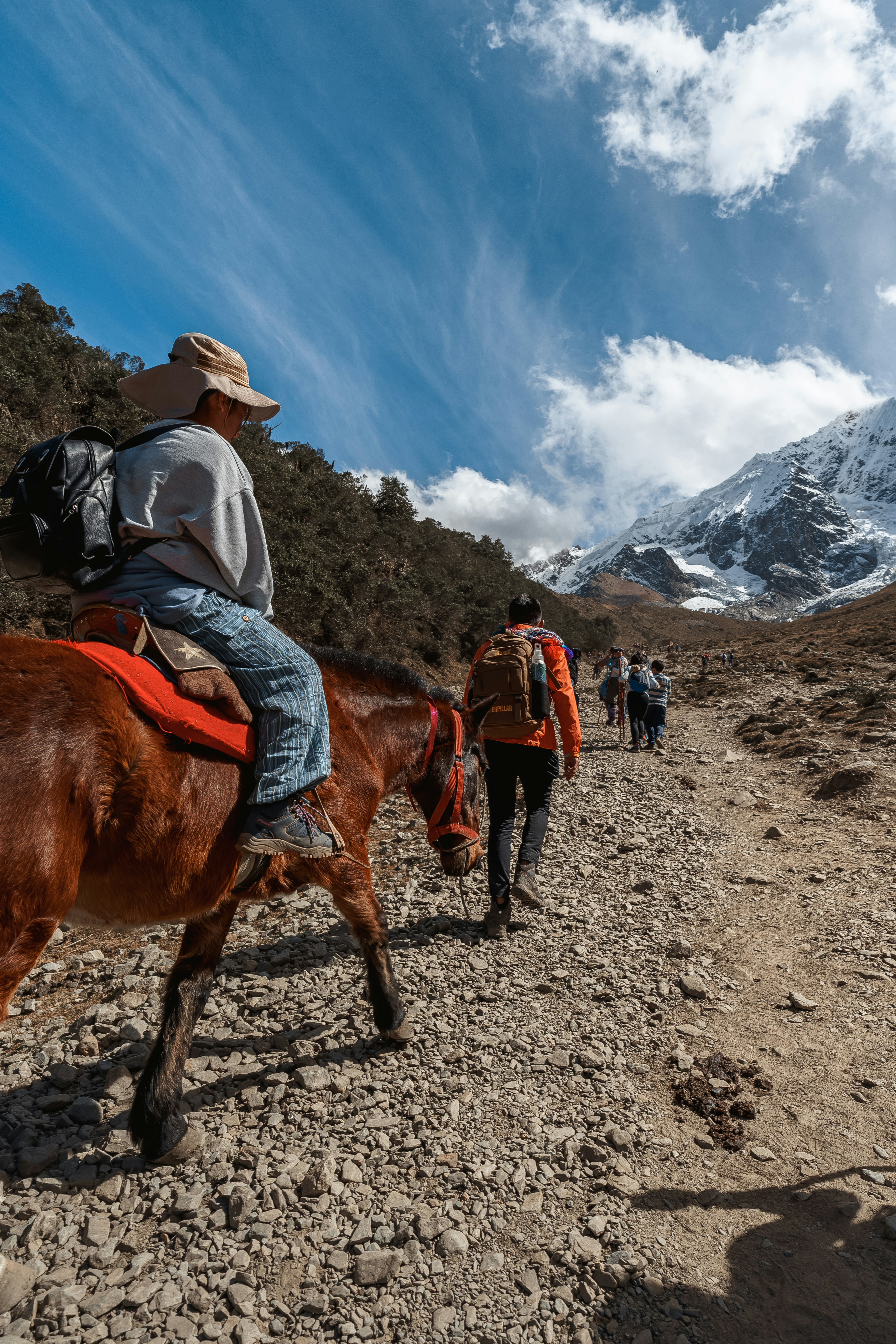 Une personne à cheval sur un sentier rocheux photo – Photo Pérou ...