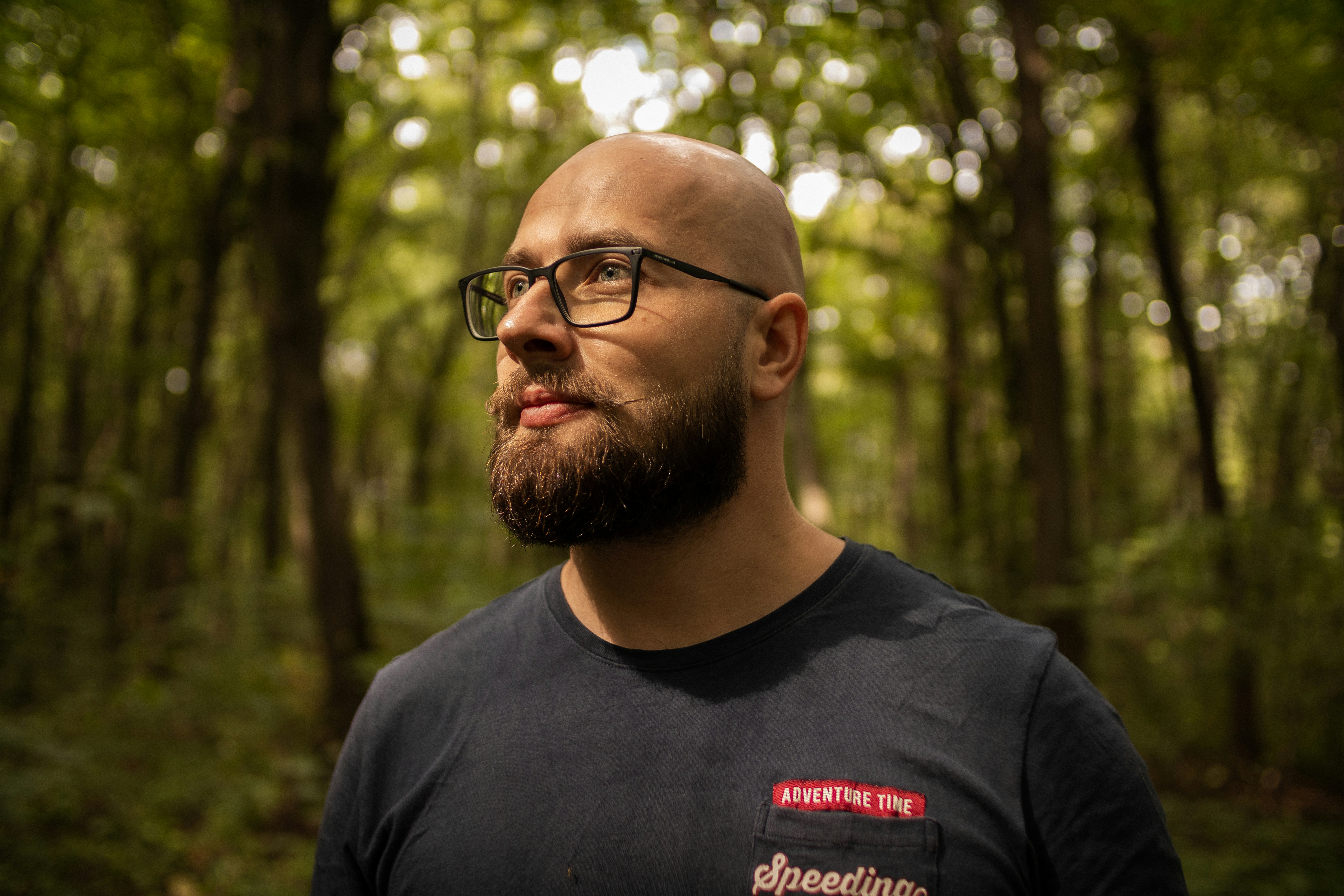 A man wearing glasses photo – Free Ukraine Image on Unsplash