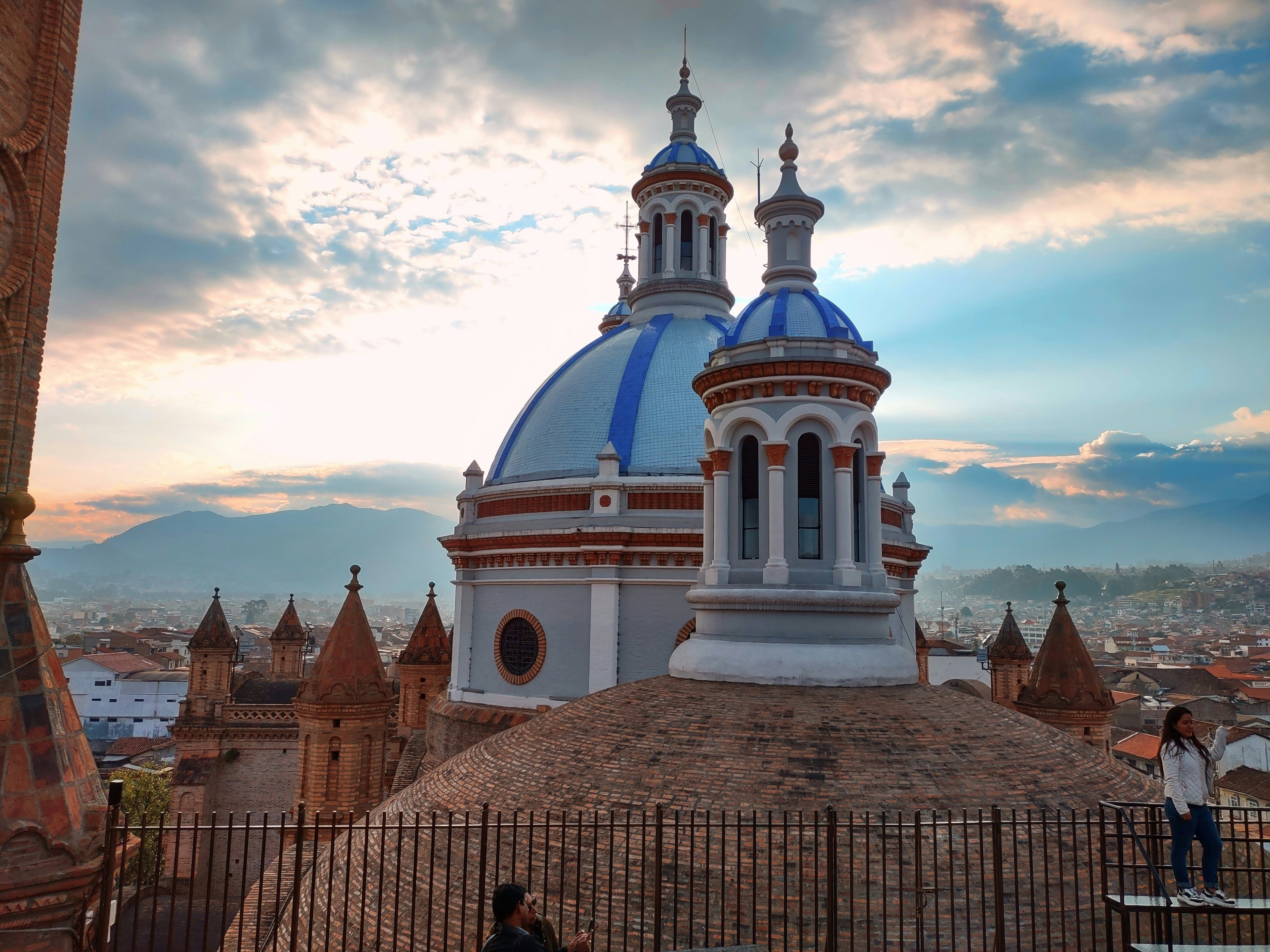 A building with a blue roof photo – Free Architecture Image on Unsplash