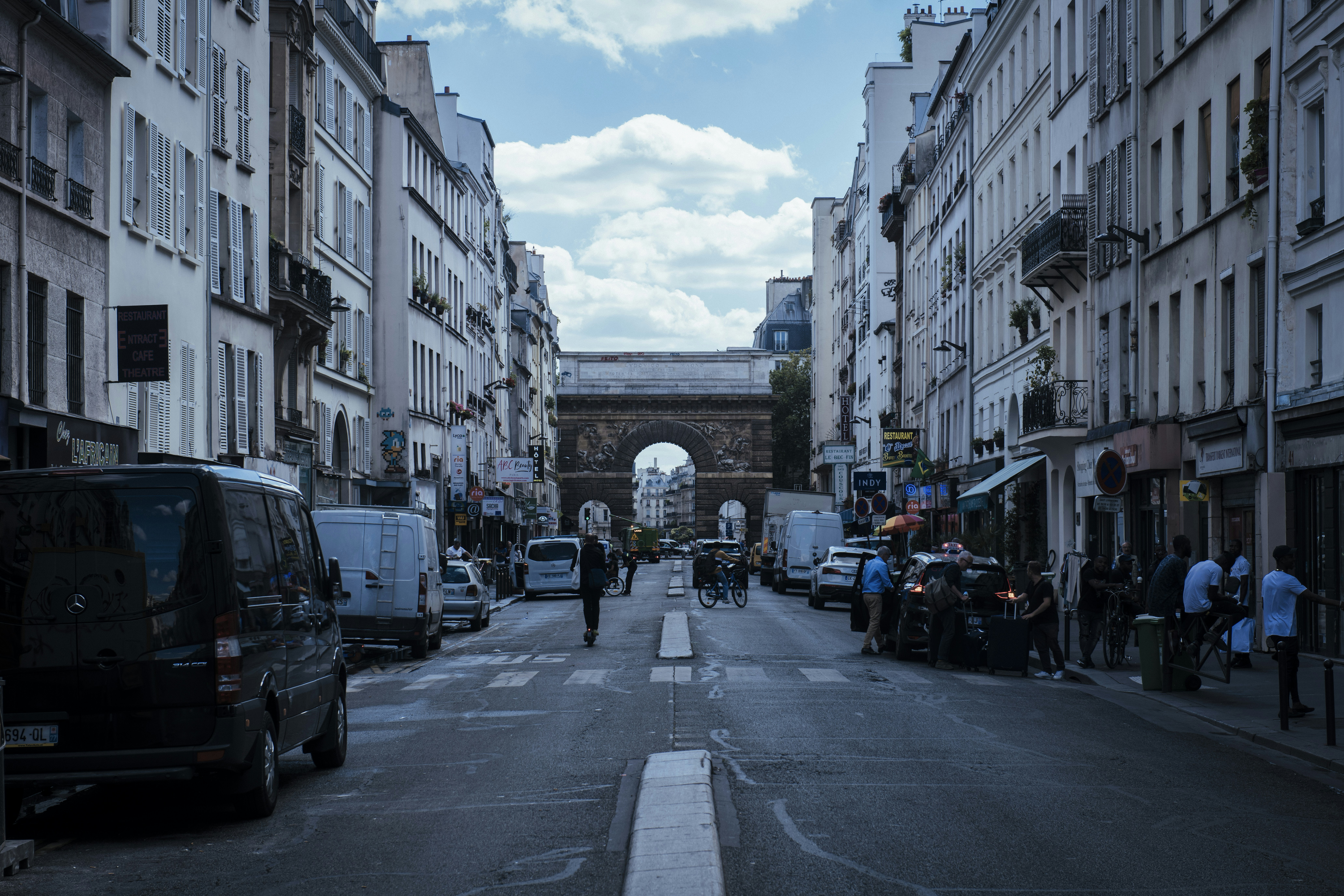 Une rue animée avec des voitures et des gens photo – Image gratuite de ...