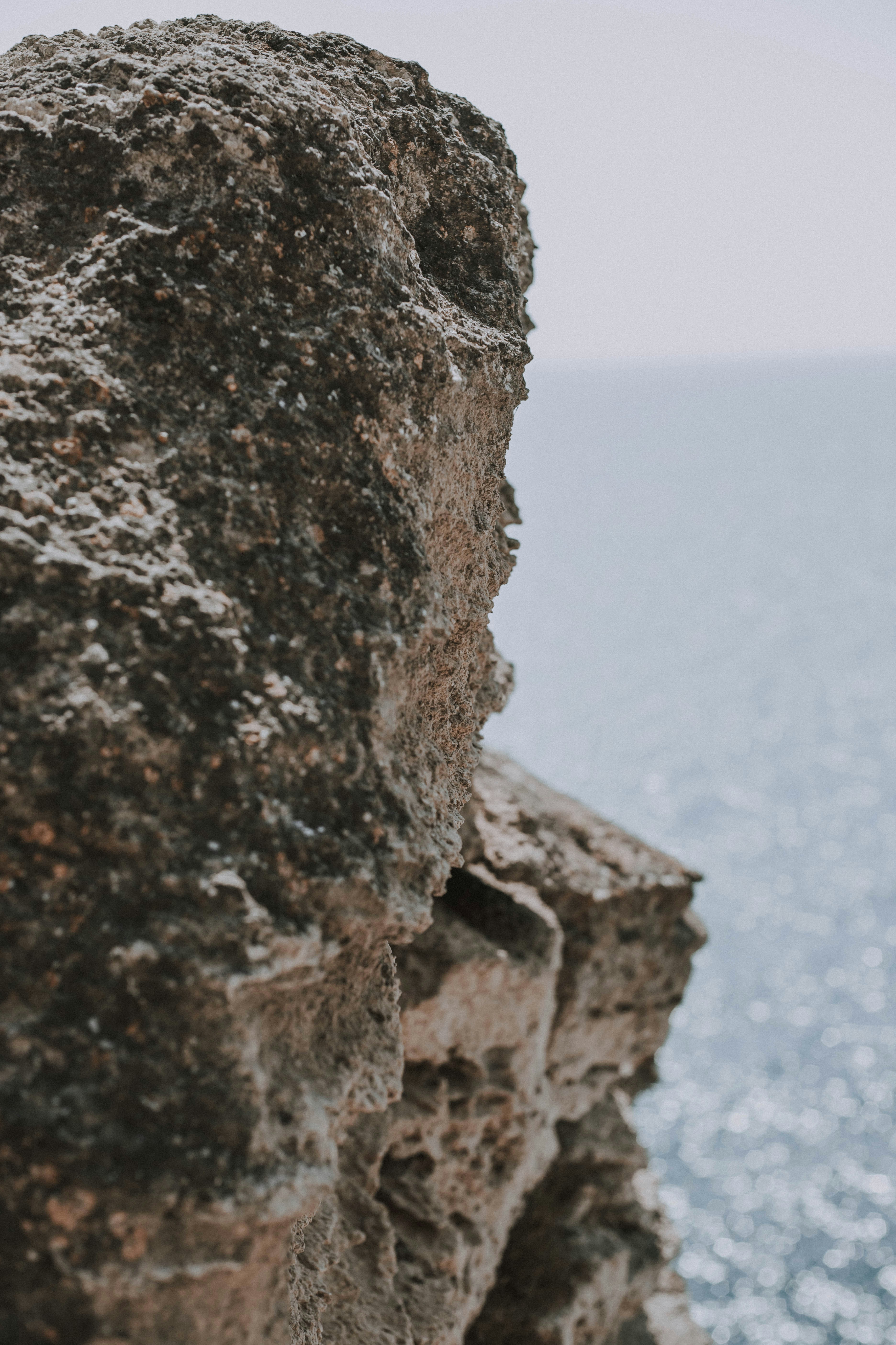 Un gros rocher avec un trou dedans photo – Photo Kaliakra Gratuite sur ...
