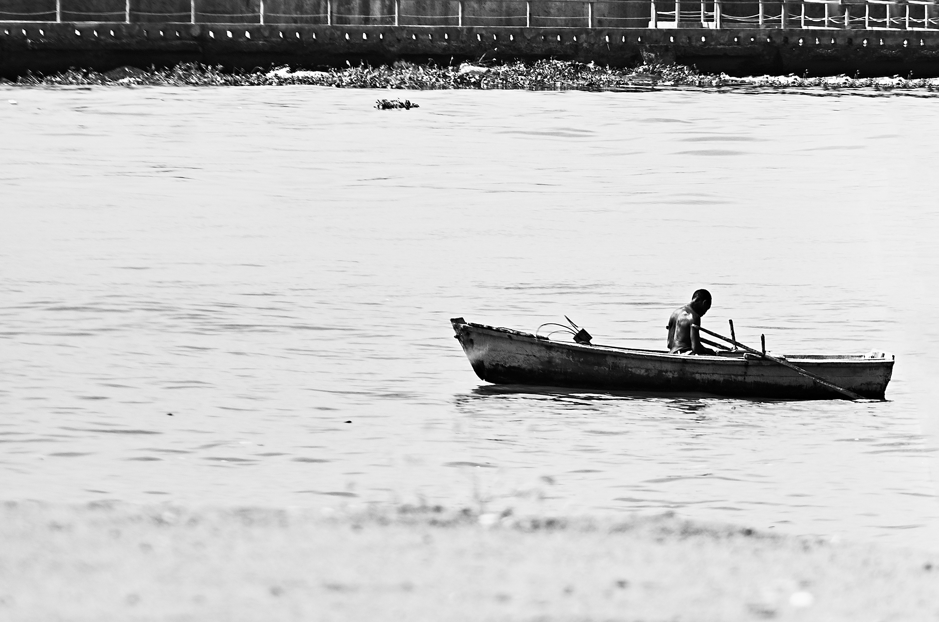 Una persona remando en un bote foto – Imagen de Gris gratuita en Unsplash