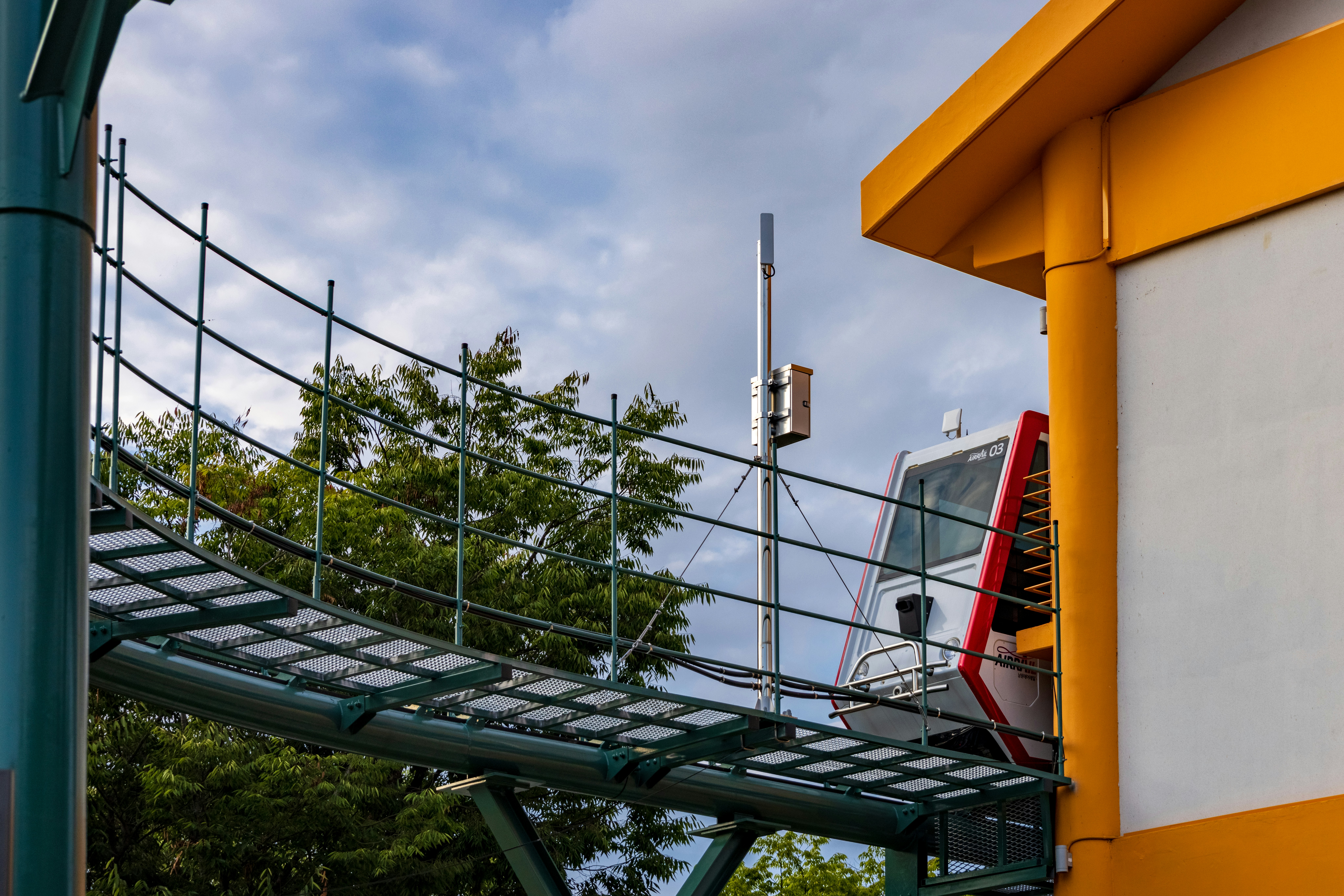 A roller coaster with a fence photo – Free Jeollabuk-do Image on Unsplash