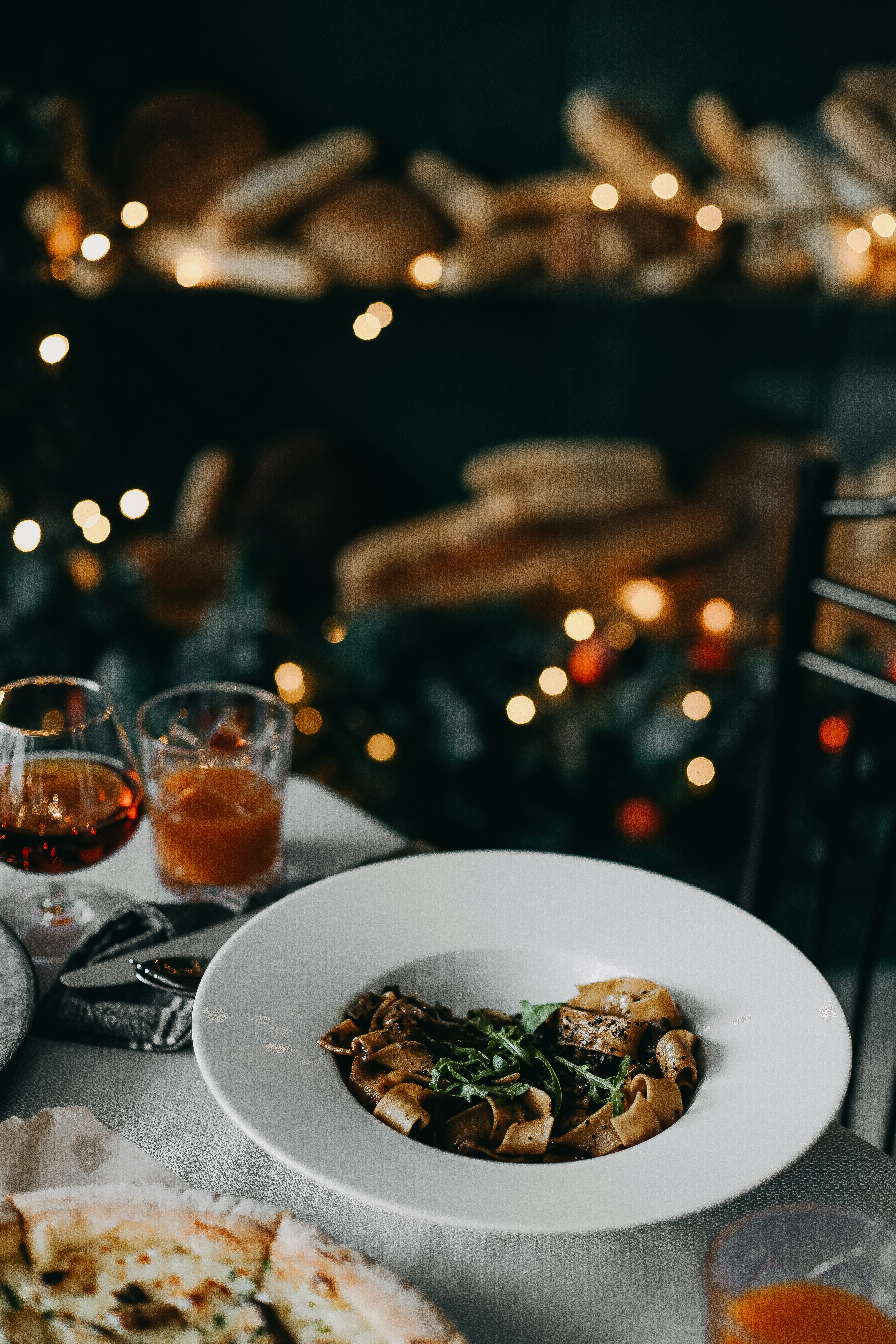 Un plato de comida y vasos de cerveza foto – Imagen de Los Ángeles ...